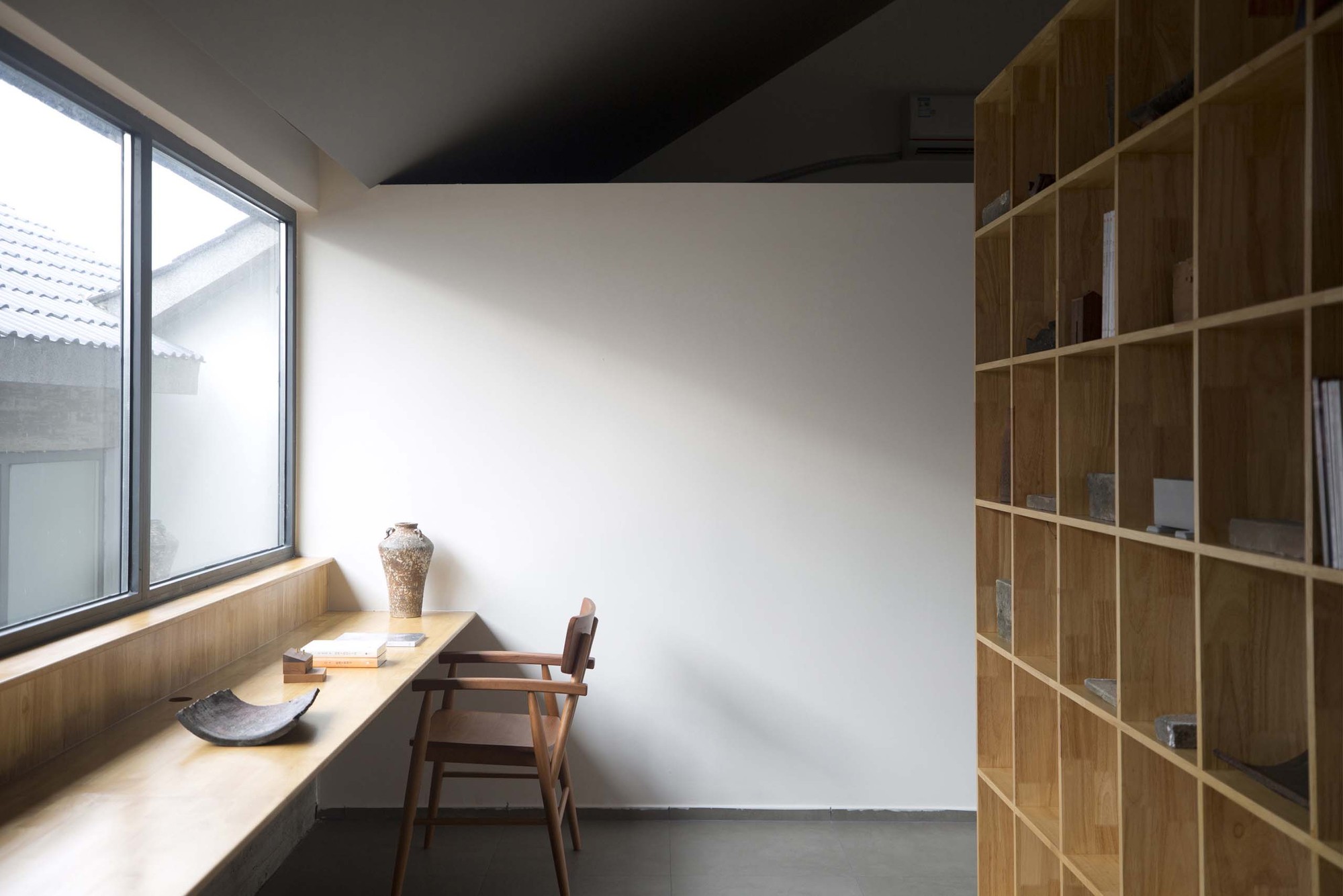Gallery of Tang House / Atelier ZAI - 17