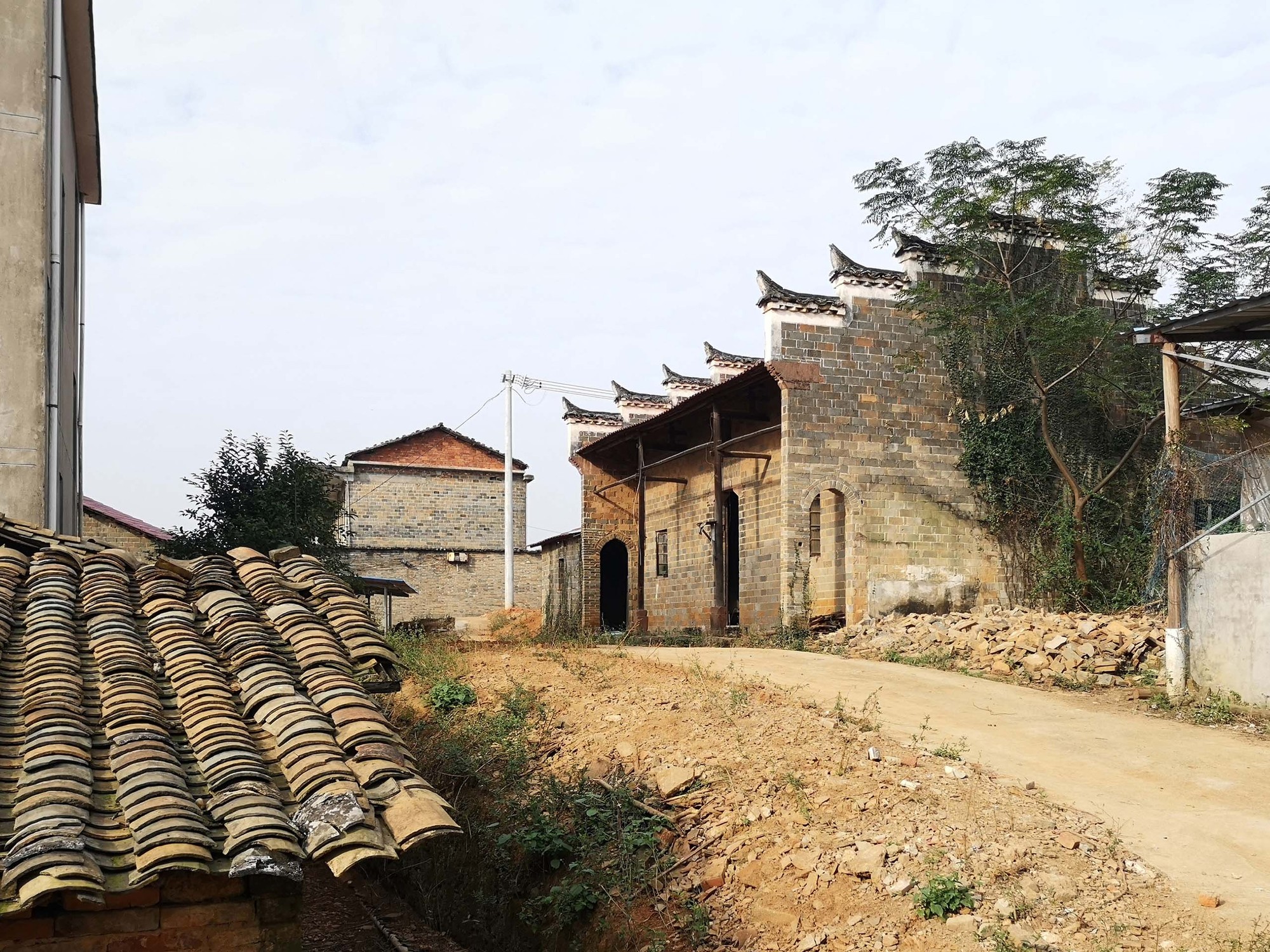 Gallery of Tang House / Atelier ZAI - 30