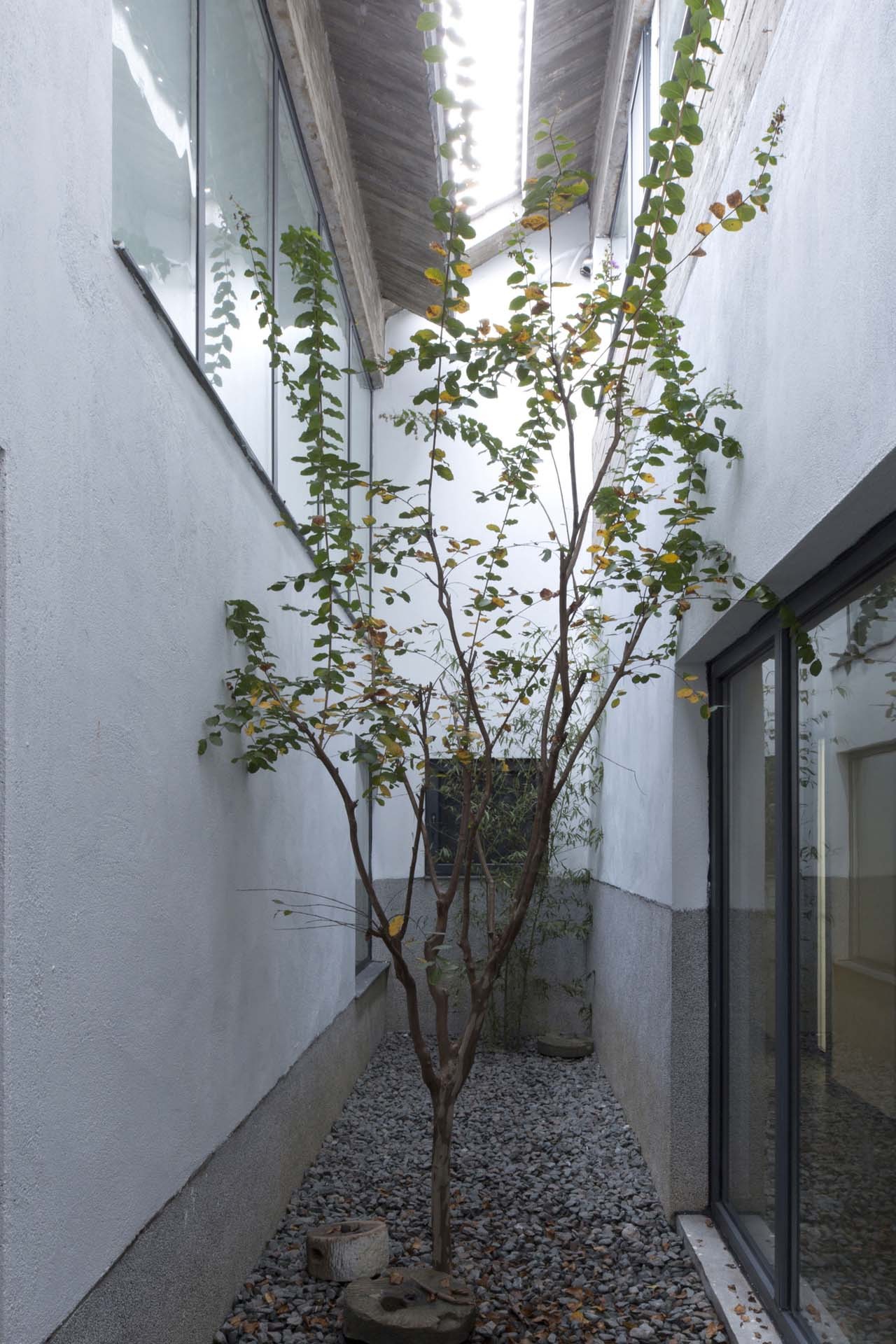 Gallery of Tang House / Atelier ZAI - 25