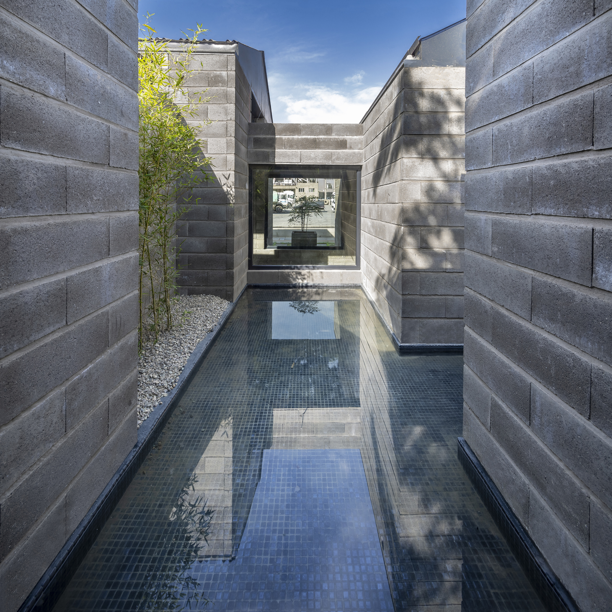 Aptus Factory Showroom / Hooba Design | ArchDaily