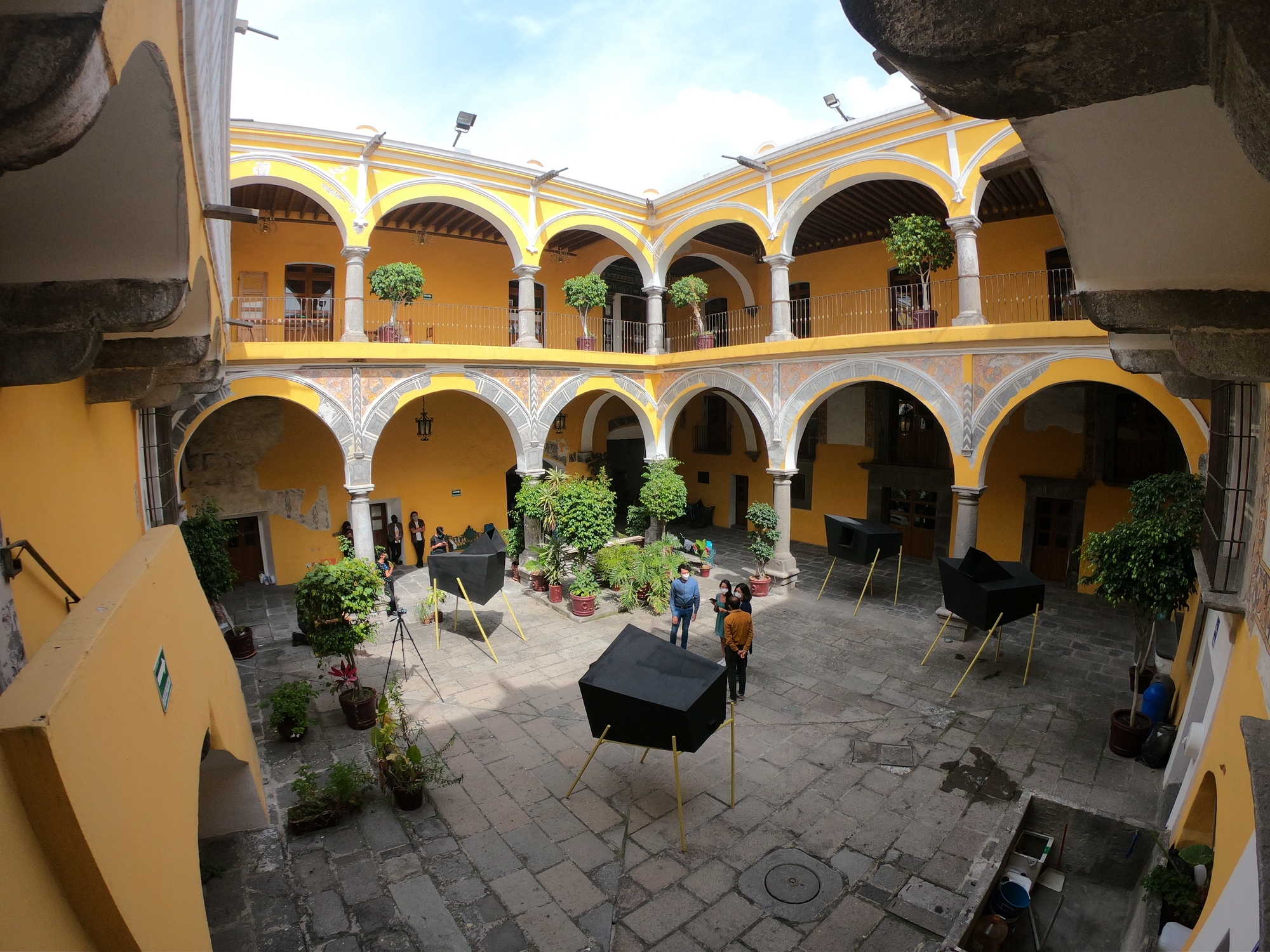 Galería de 14 instalaciones efímeras intervienen patios históricos en ...