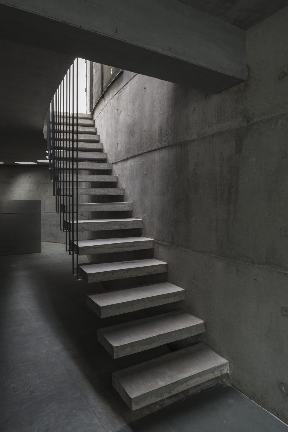 Gallery of Stripped Mobius House / Matharoo Associates - 12