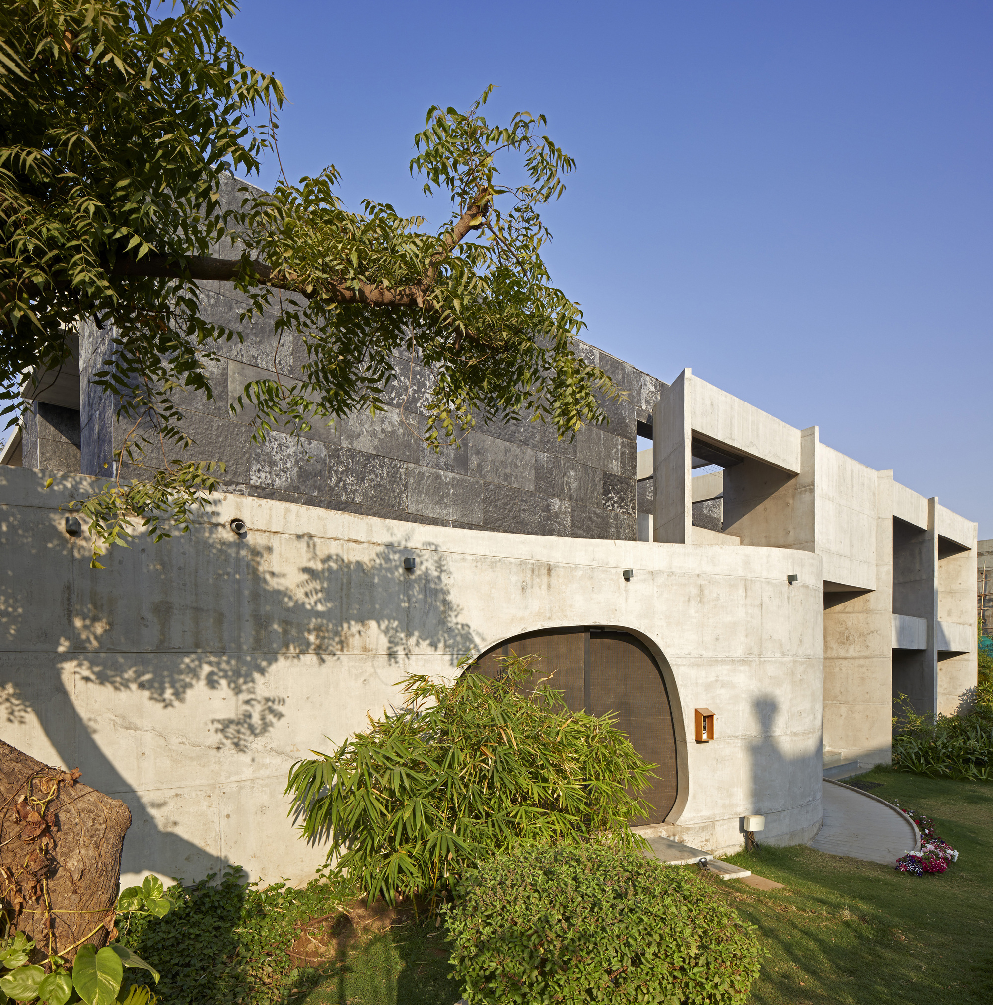 Gallery of Stripped Mobius House / Matharoo Associates - 13