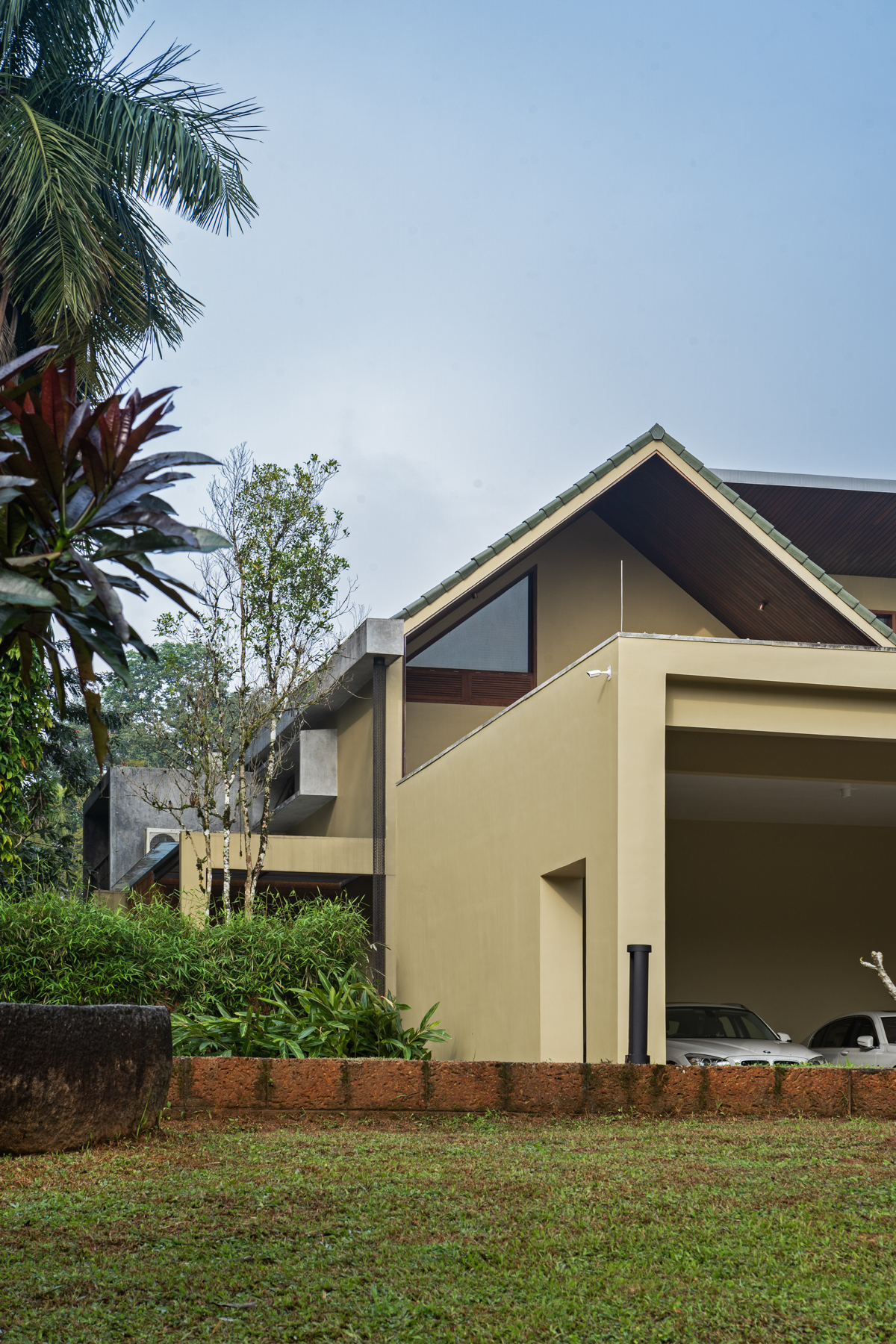 Gallery of Wayanad House / Khosla Associates - 13