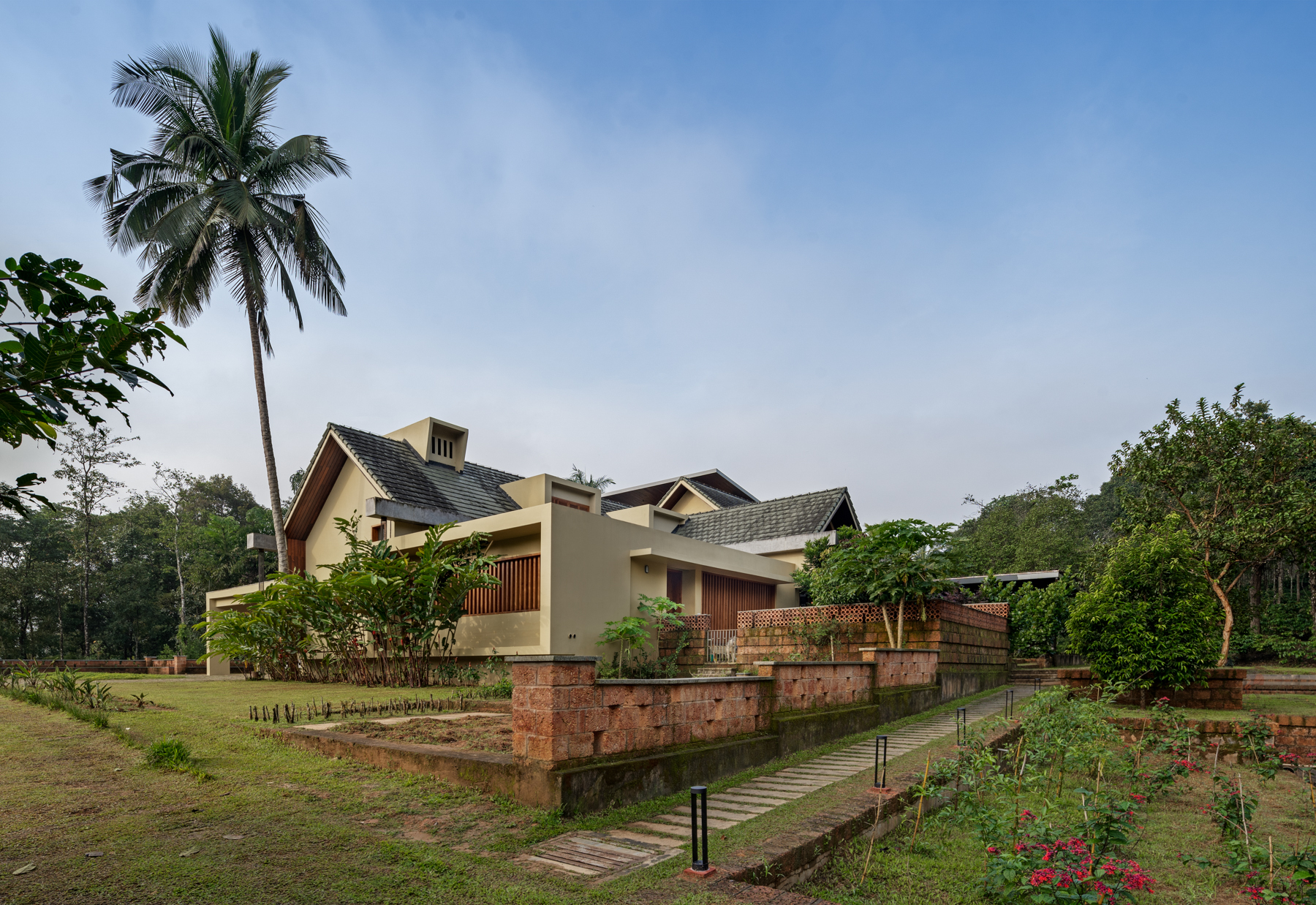Gallery of Wayanad House / Khosla Associates - 16