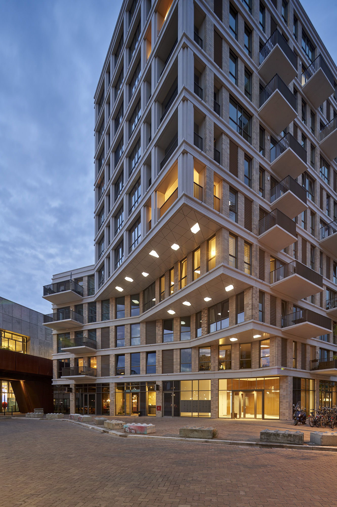 Gallery of Upstairs Mixed-Use Building / HILBERINKBOSCH Architecten - 13