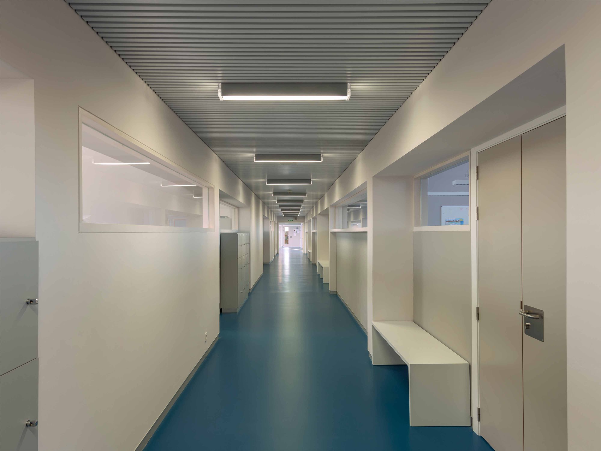 Galería de Runnymede College Campus y Founder’s Hall / Aulario B / Rojo ...