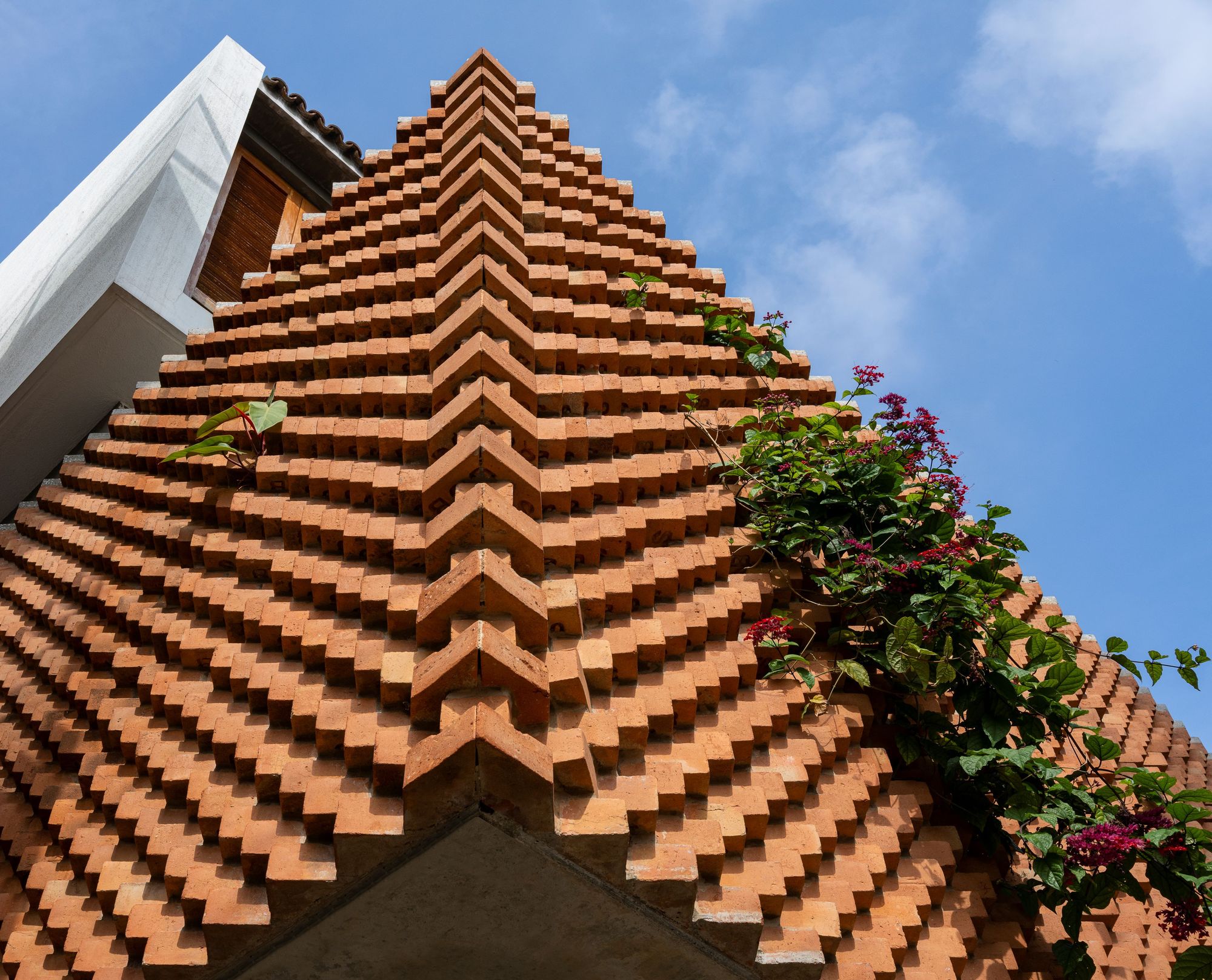 Galería de Residencia con fachada de ladrillo / Greyscale Design Studio ...