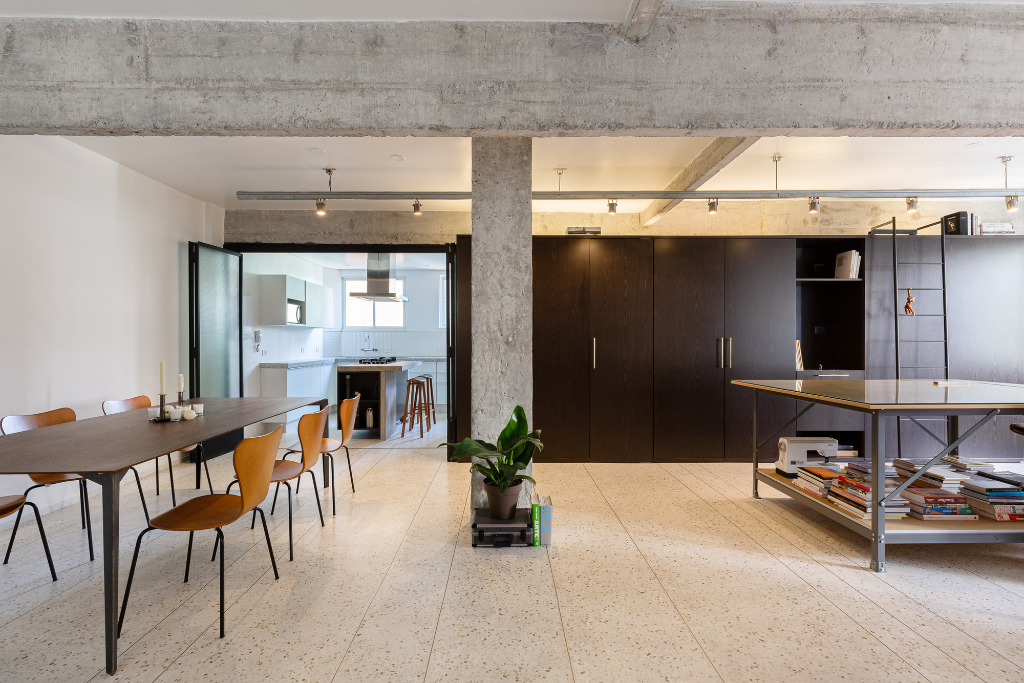 Galeria de 12 Interiores brasileiros com estrutura aparente - 12