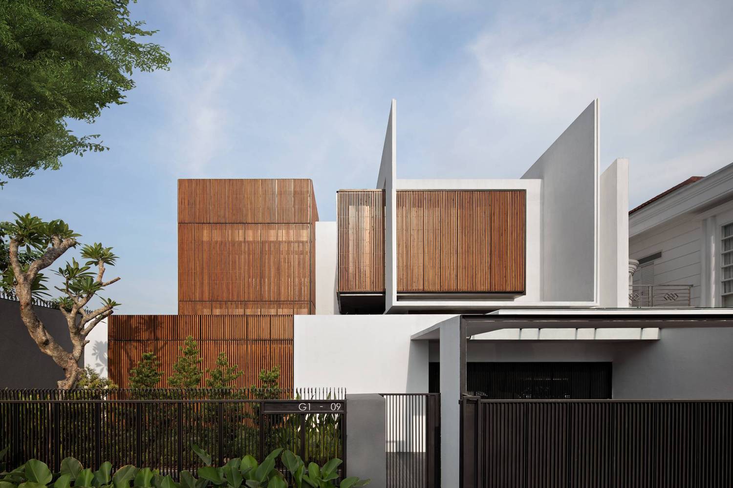 Gallery of Between 2 Courtyards House / eben - 1