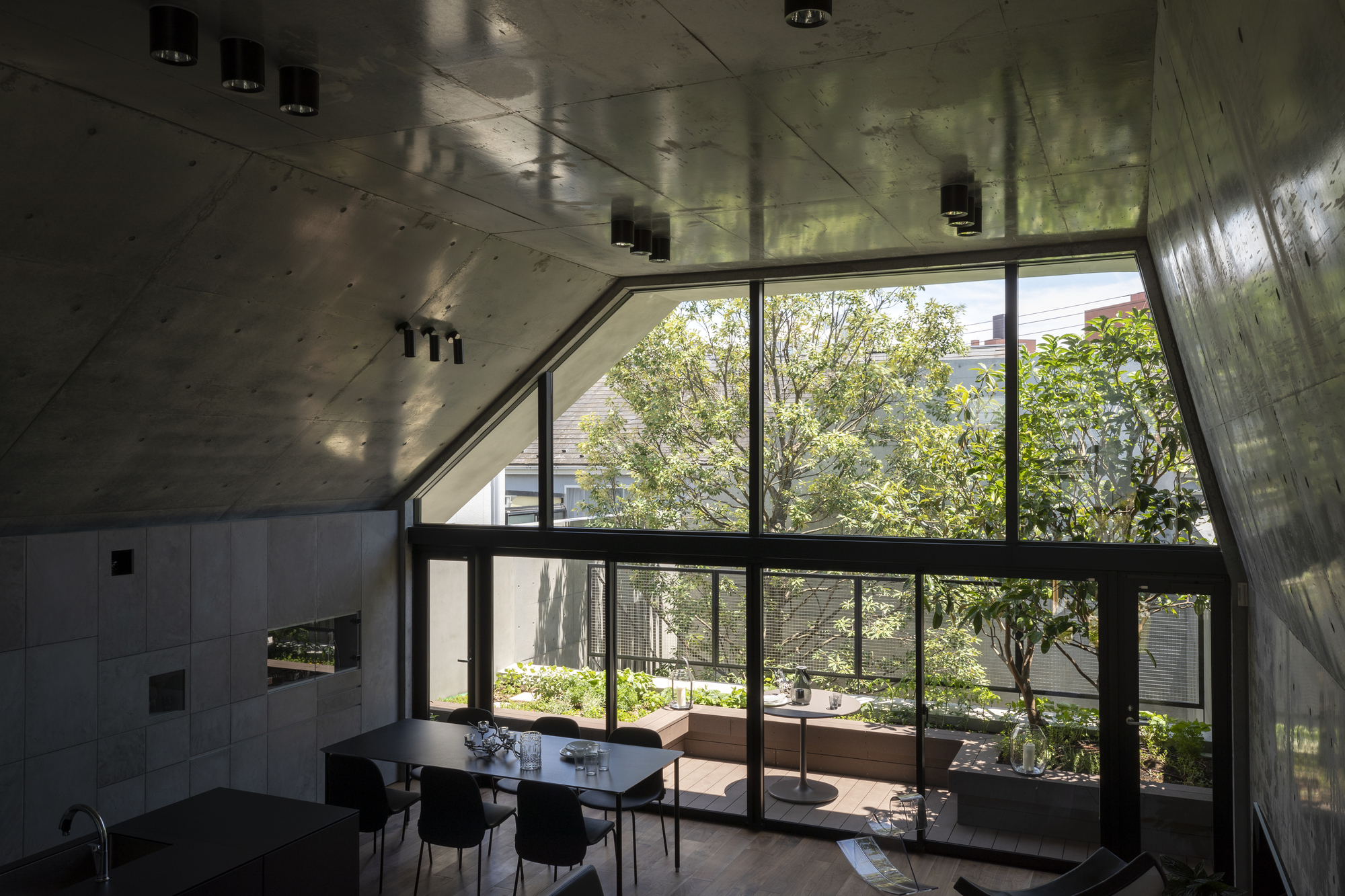 Gallery of Concrete Shell House / IKAWAYA Architects - 21