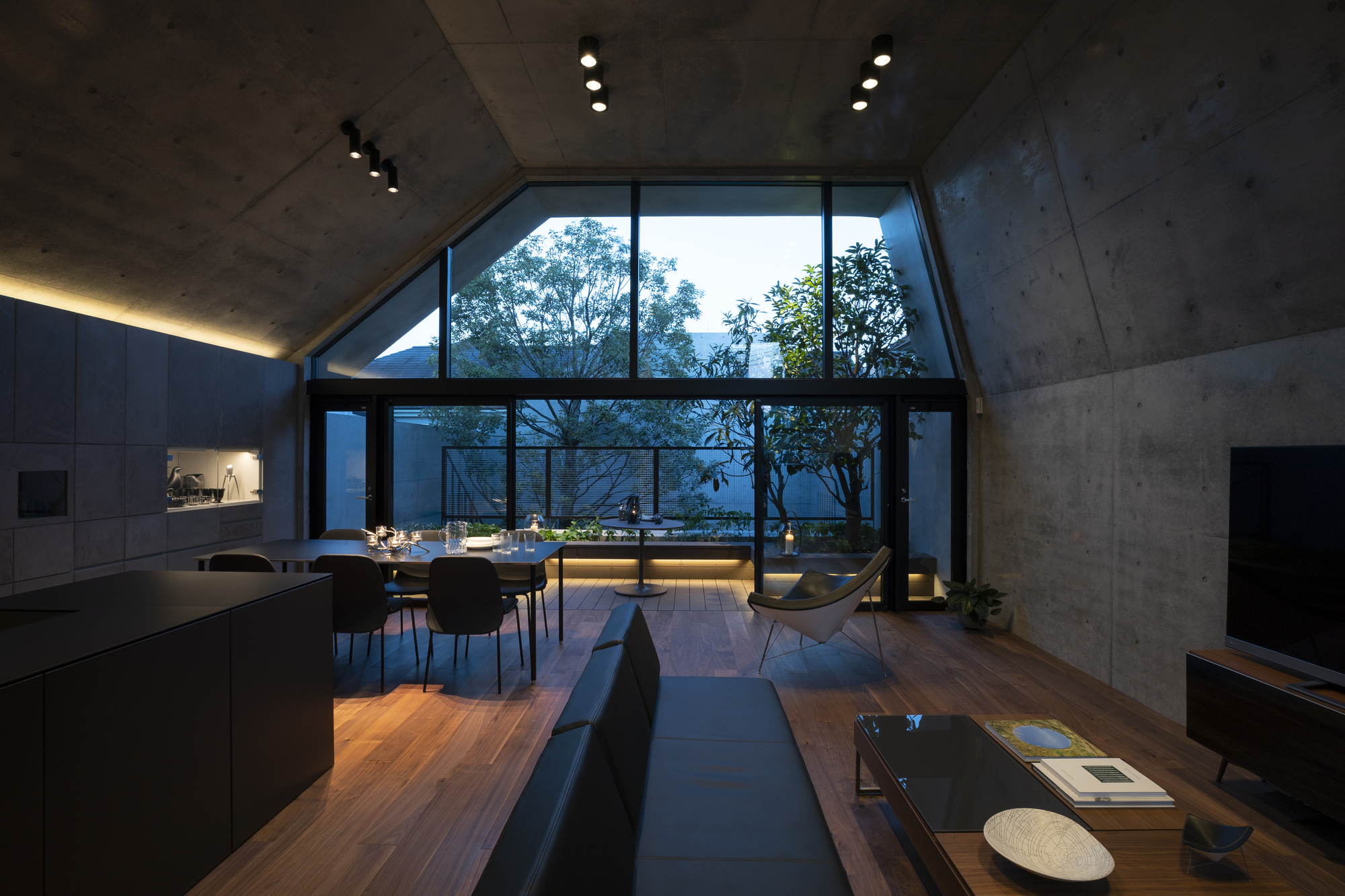 Gallery of Concrete Shell House / IKAWAYA Architects - 9