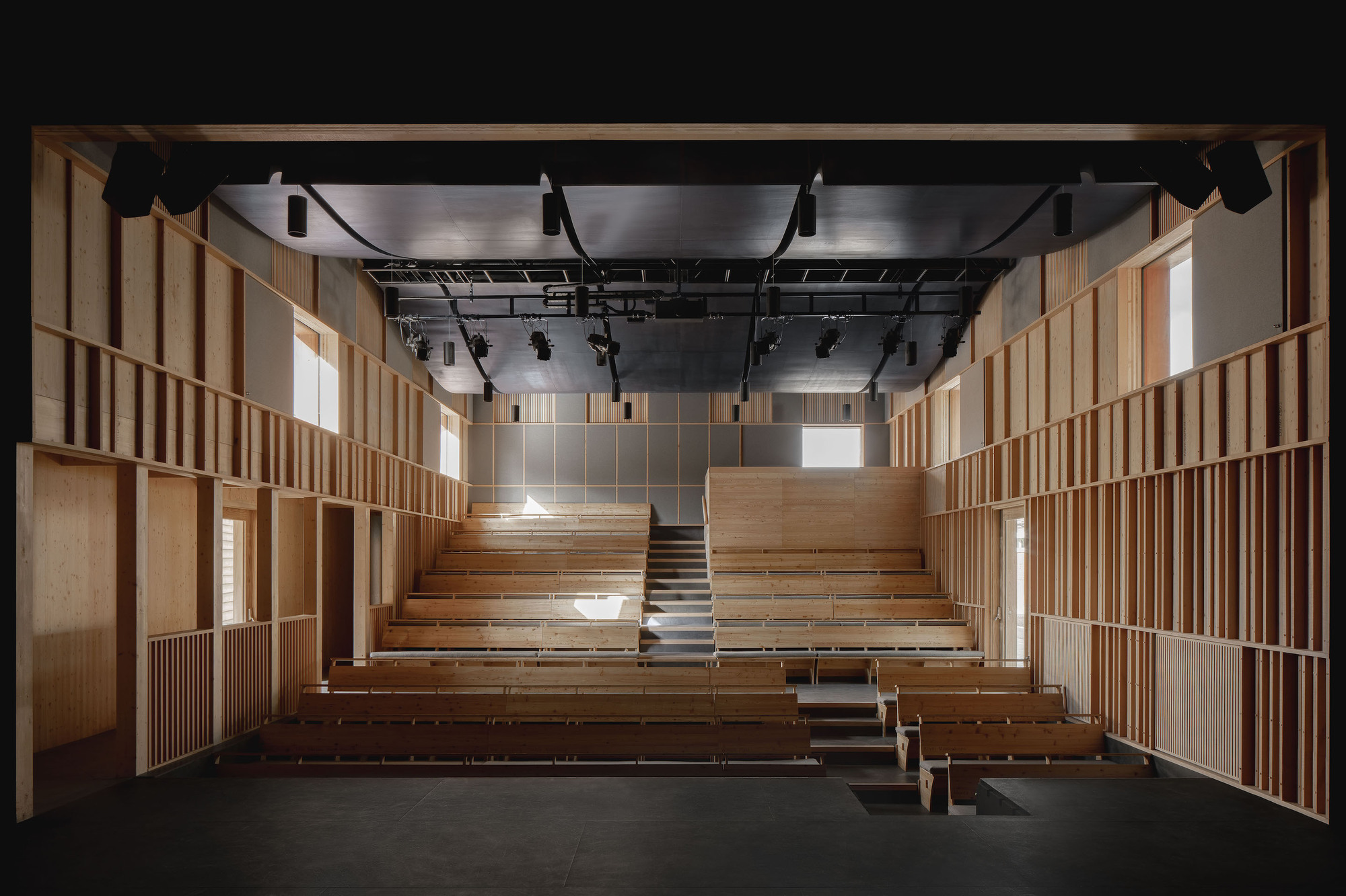 Gallery of David Brownlow Theatre / Jonathan Tuckey Design - 3