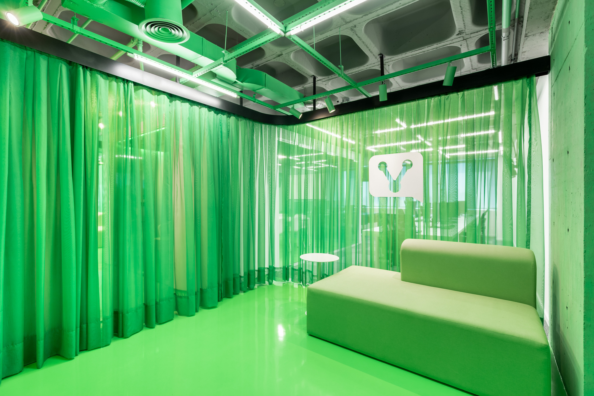 Gallery of Monochrome Interiors: Color at the Forefront - 11