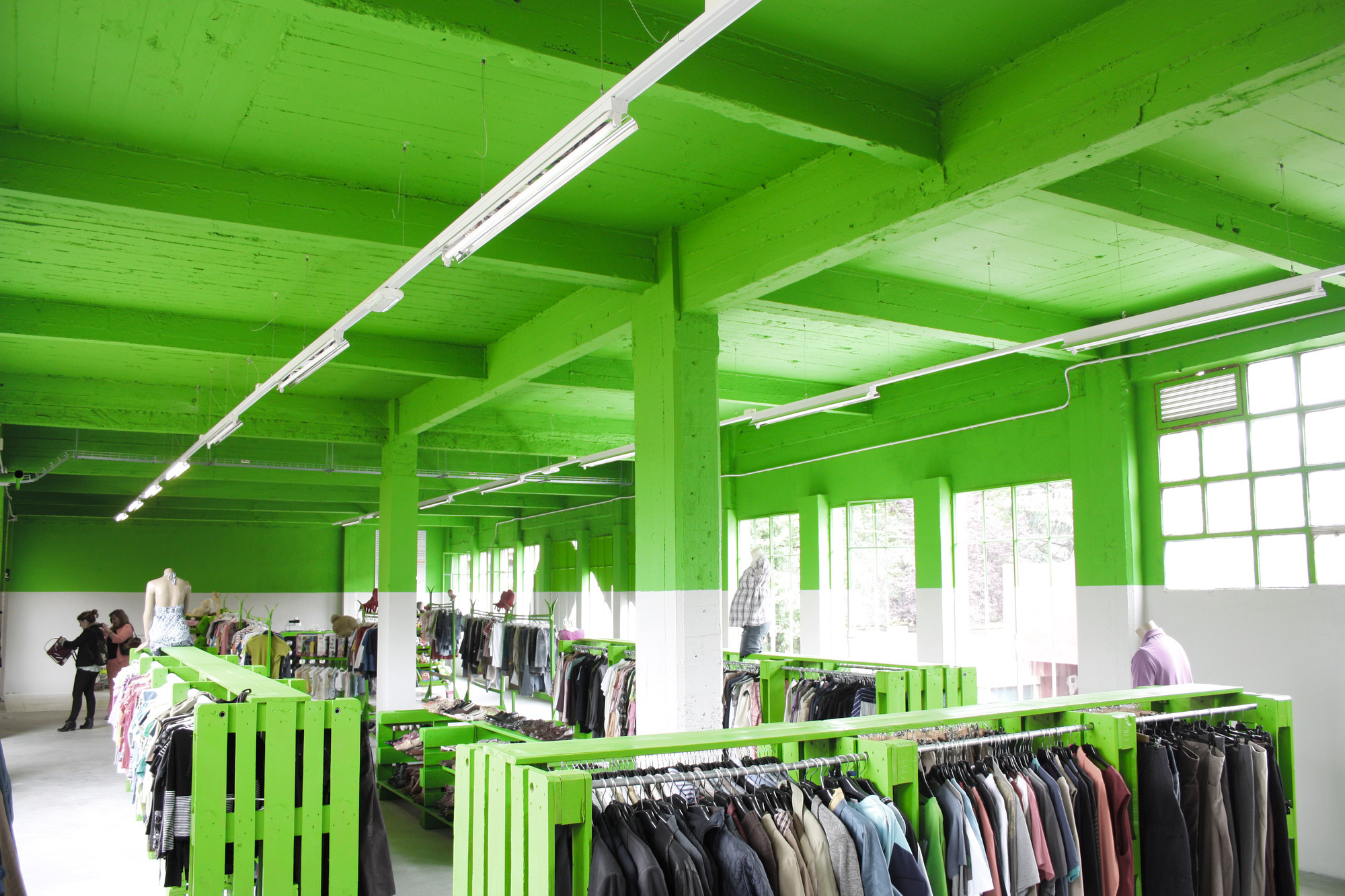 Gallery of Color Beyond Aesthetics: The Psychology of Green in Interior ...