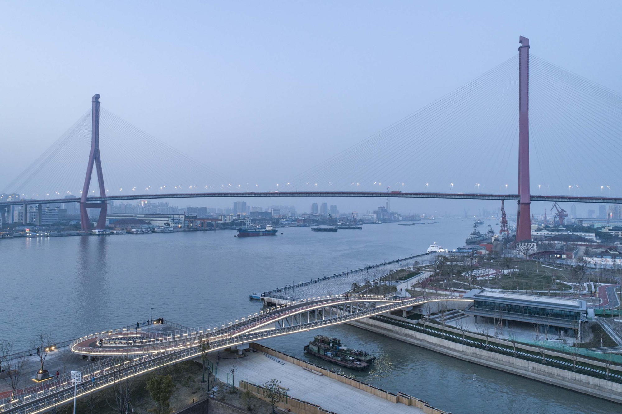 Gallery of Urban Waterways: The Dynamics of Canal Architecture - 7