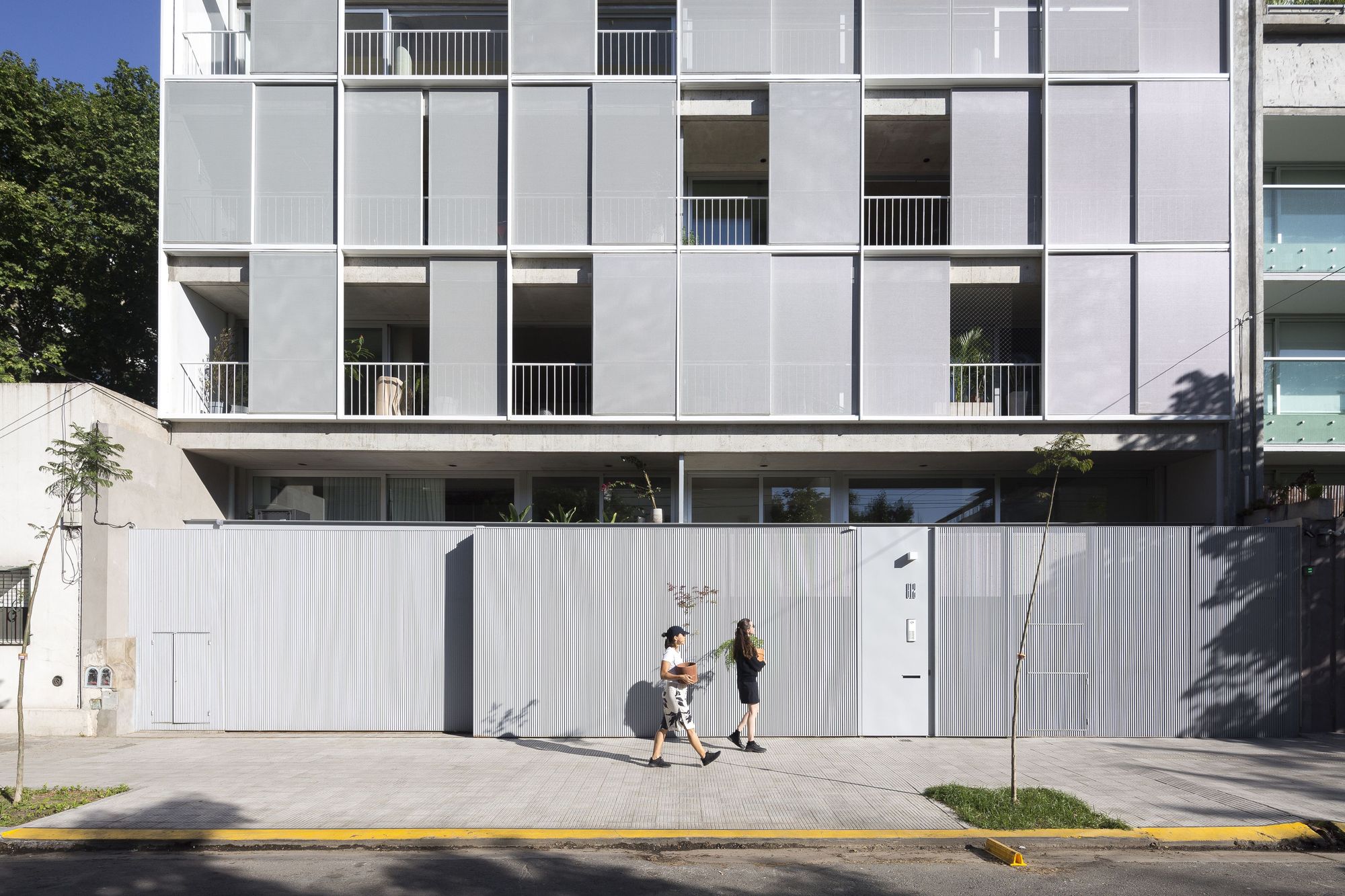Galería de Edificio de viviendas Sucre 812 / Ana Smud + Alberto Smud - 2