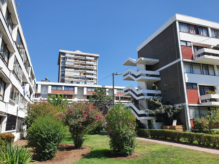 Clásicos de Arquitectura: Villa Frei / Jaime Larraín + Osvaldo Larraín + Diego Balmaceda ...