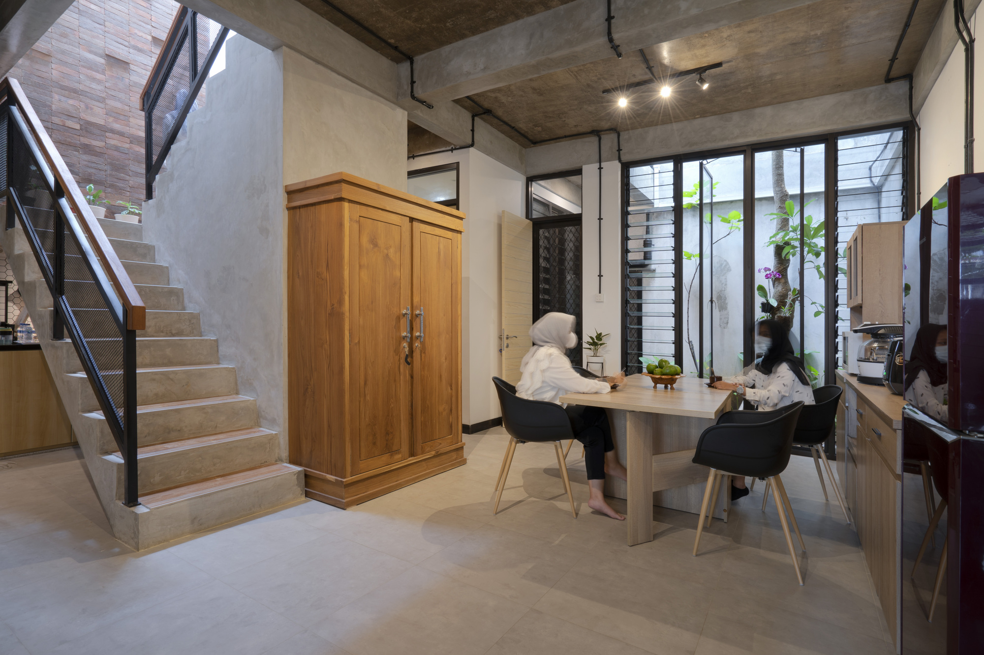 Gallery of Trapezioma House / Andyrahman Architect - 6