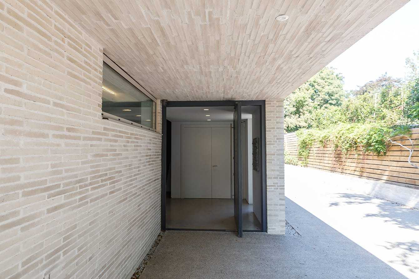 Gallery of The Versatility and Structural Integrity of Extra-Long Brick ...