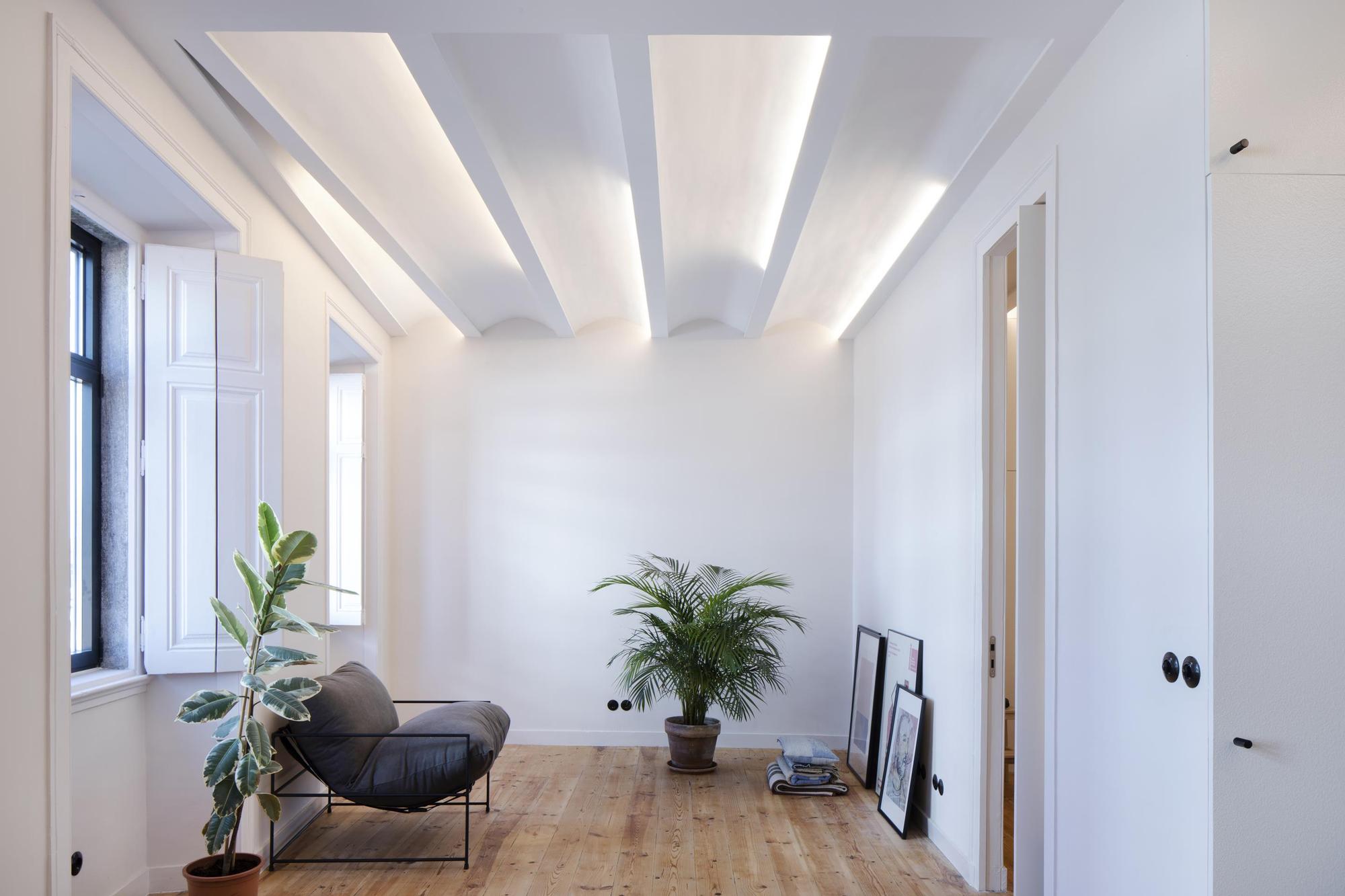 Gallery of Interiors with Vaulted Ceilings: 21 Subtle Designs - 19