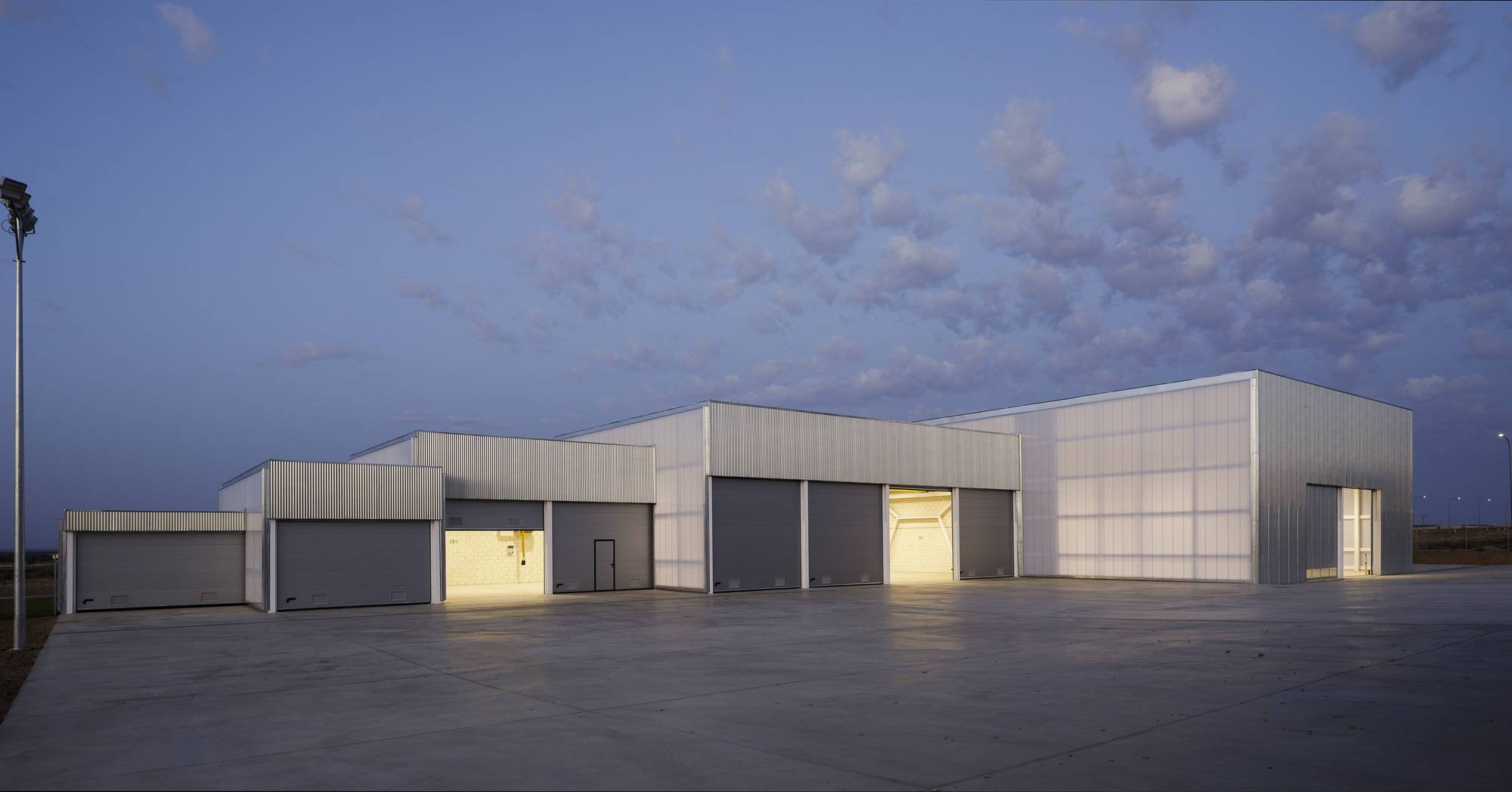 Galería de Edificio industrial Brigadas & Promedio Centro / Estudio ...