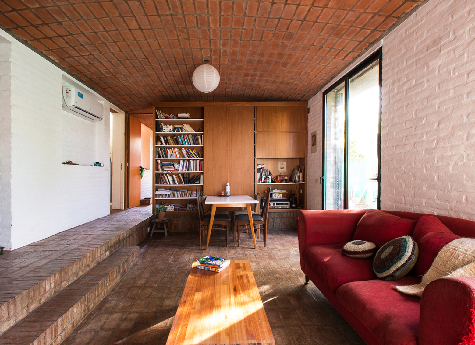 Gallery of Vaulted and Arched Ceilings in Argentine Houses: Examples ...