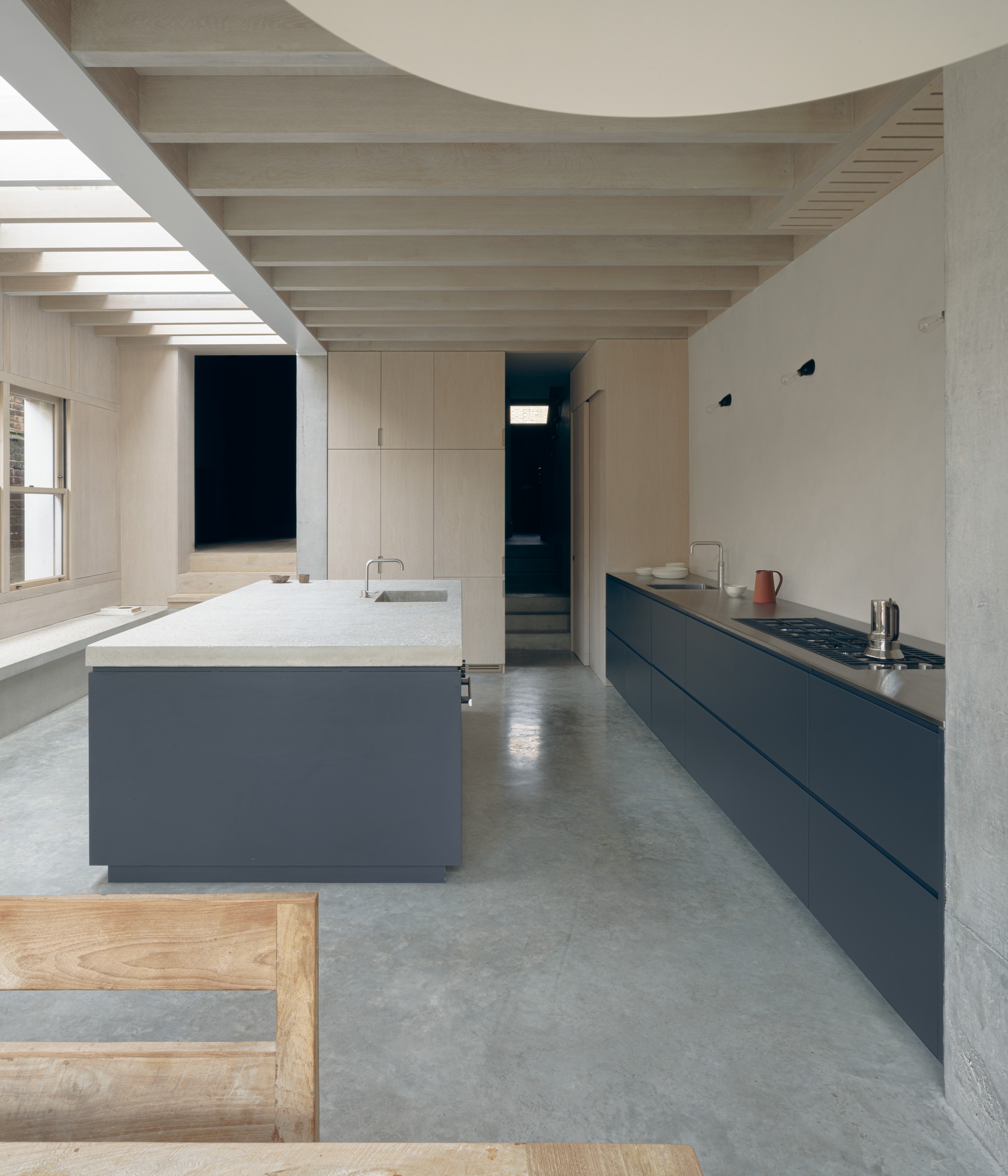 Gallery of Concrete Plinth House / DGN studio - 8
