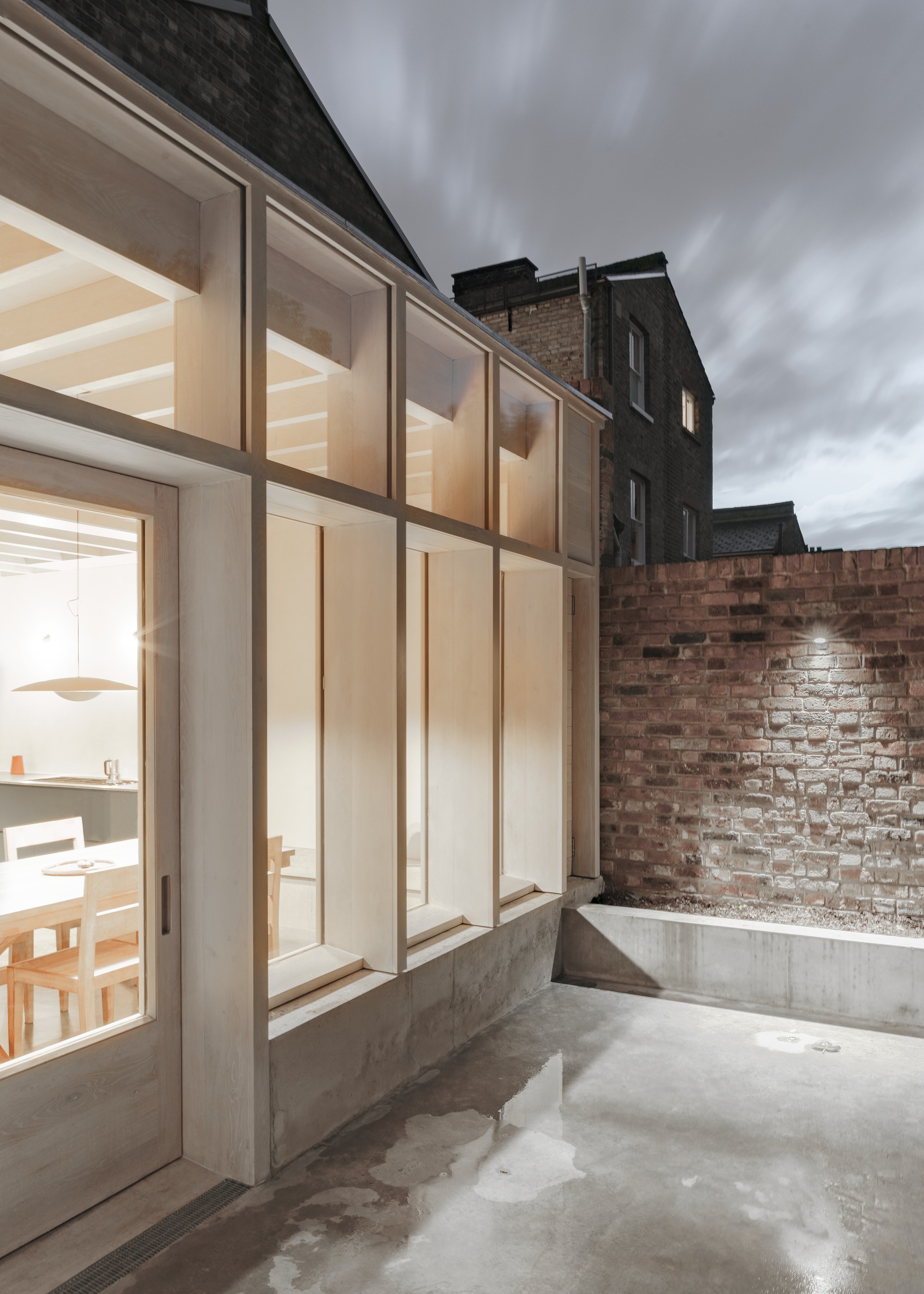 Gallery of Concrete Plinth House / DGN studio - 17