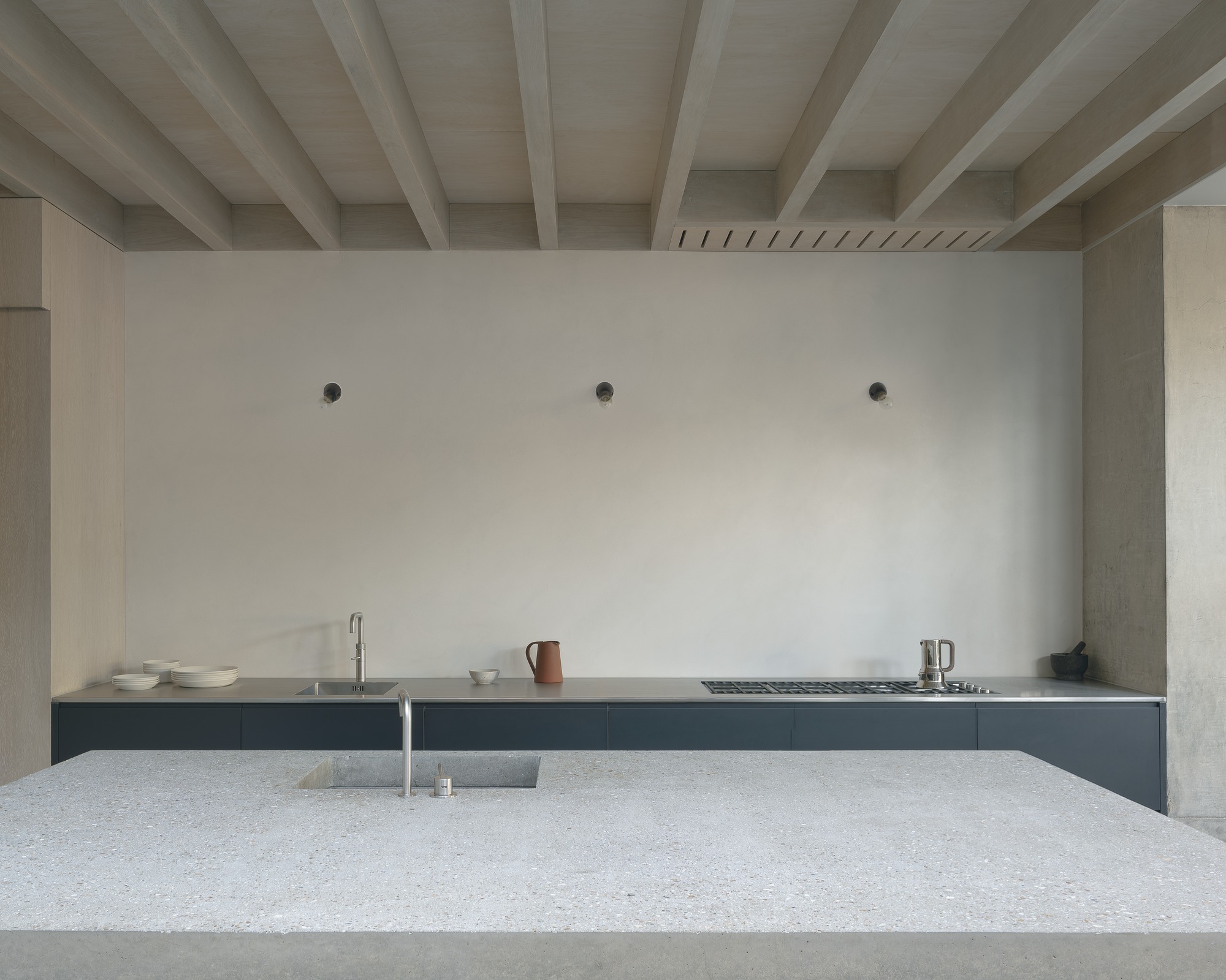 Gallery of Concrete Plinth House / DGN studio - 14