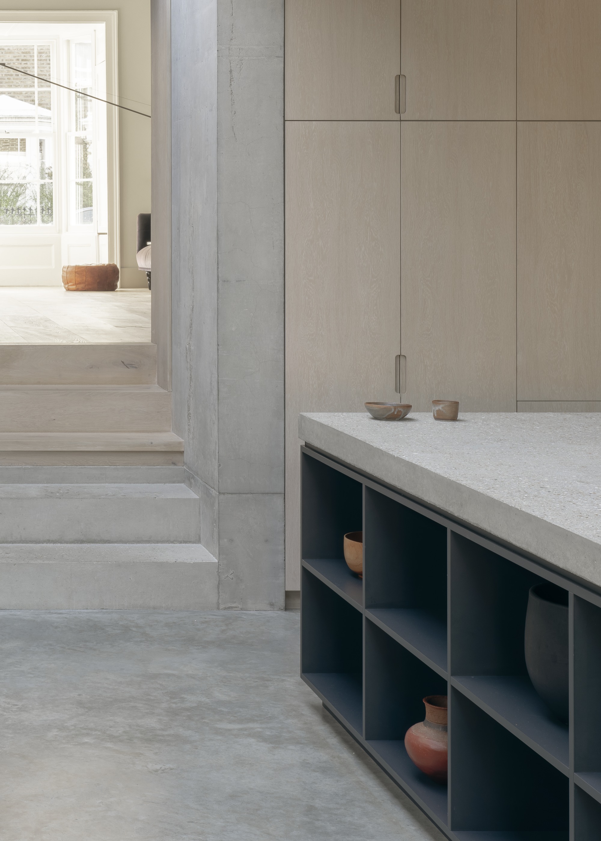Gallery of Concrete Plinth House / DGN studio - 18
