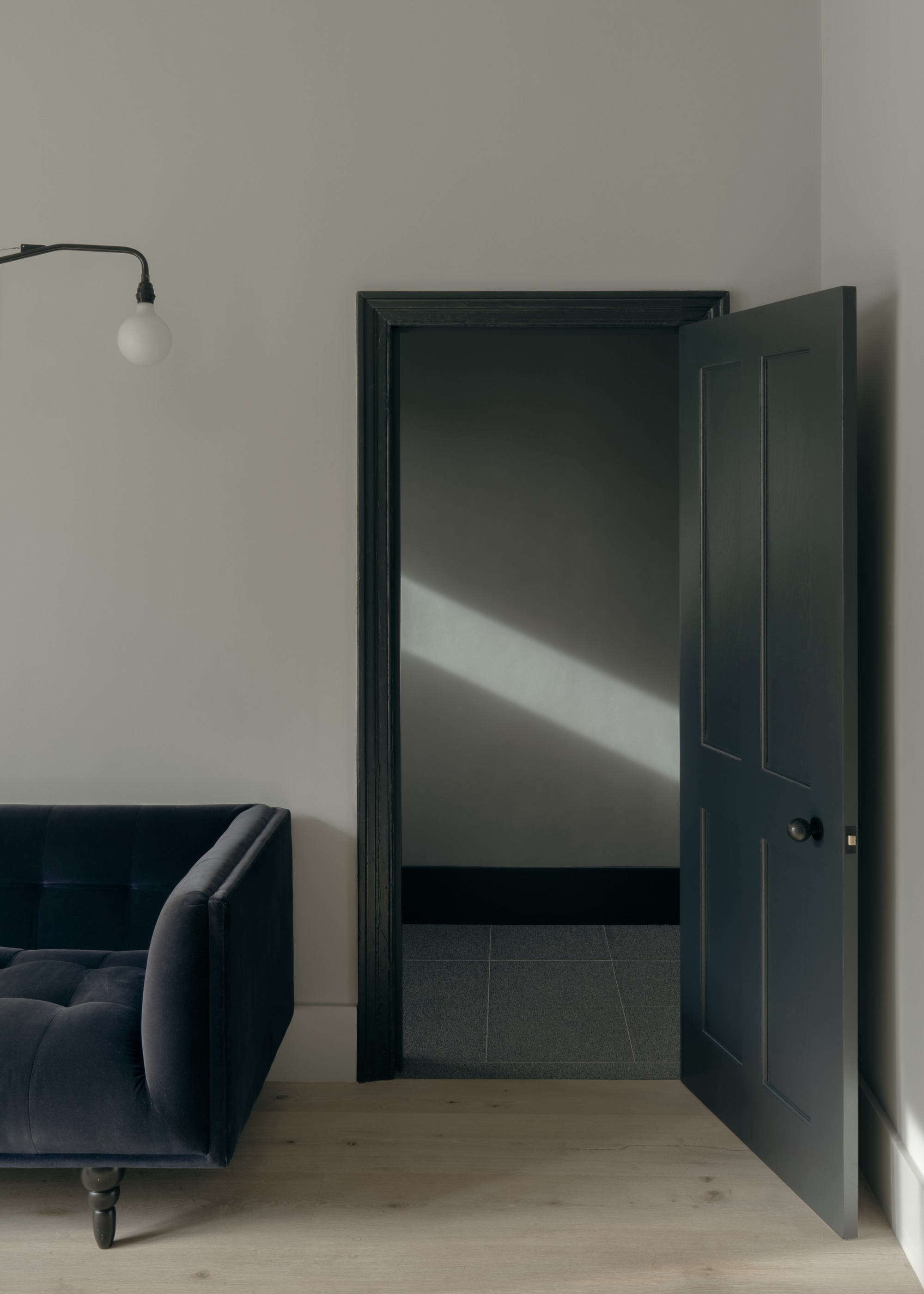 Gallery of Concrete Plinth House / DGN studio - 23