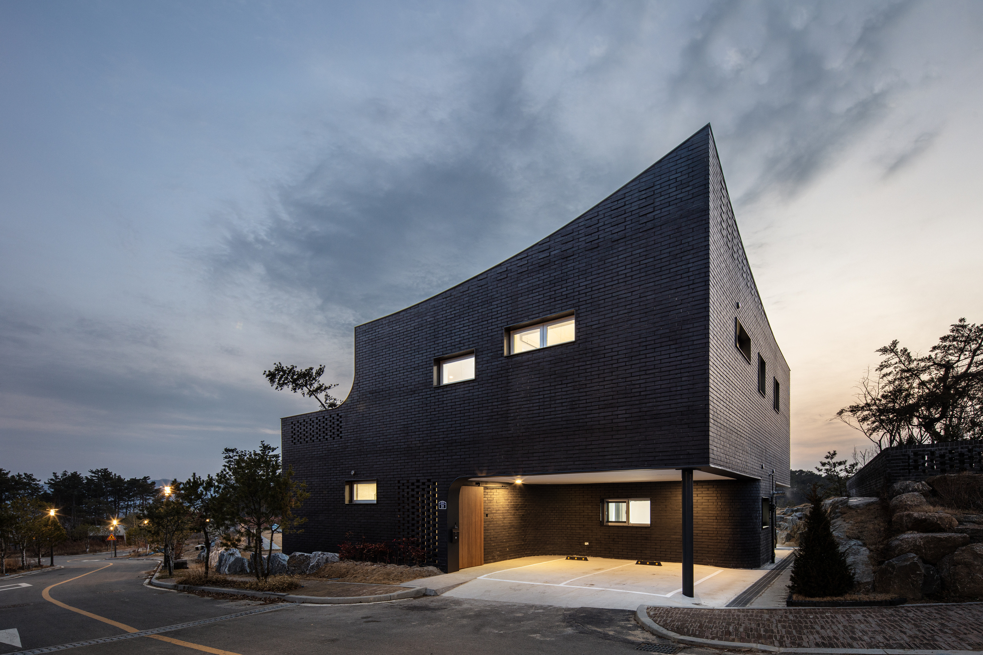 Gallery of Wing House / Urban Terrains Lab - 10