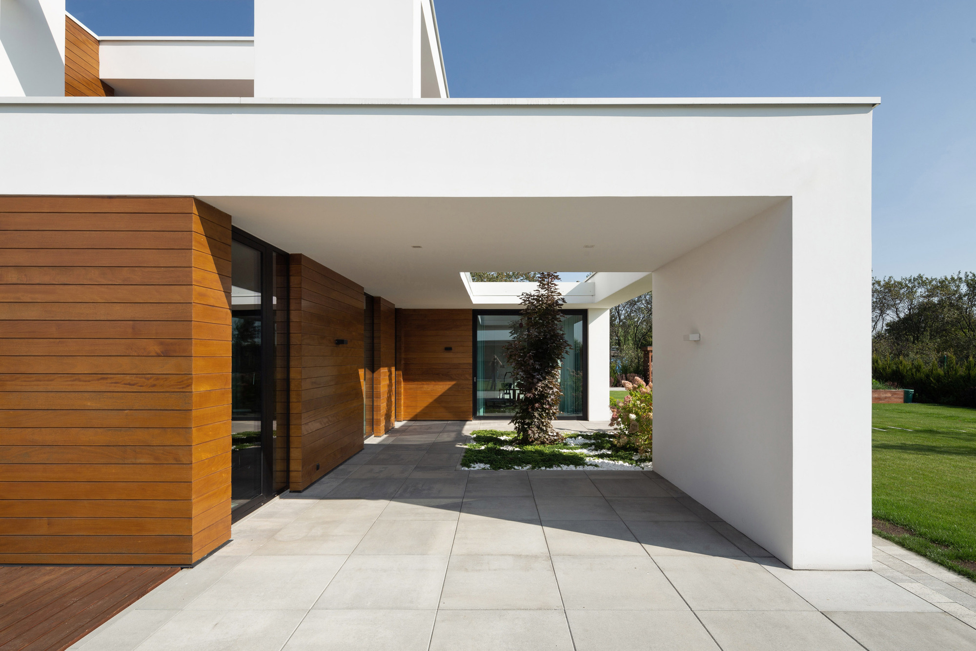 Gallery of House with Niches / RS + Robert Skitek - 23