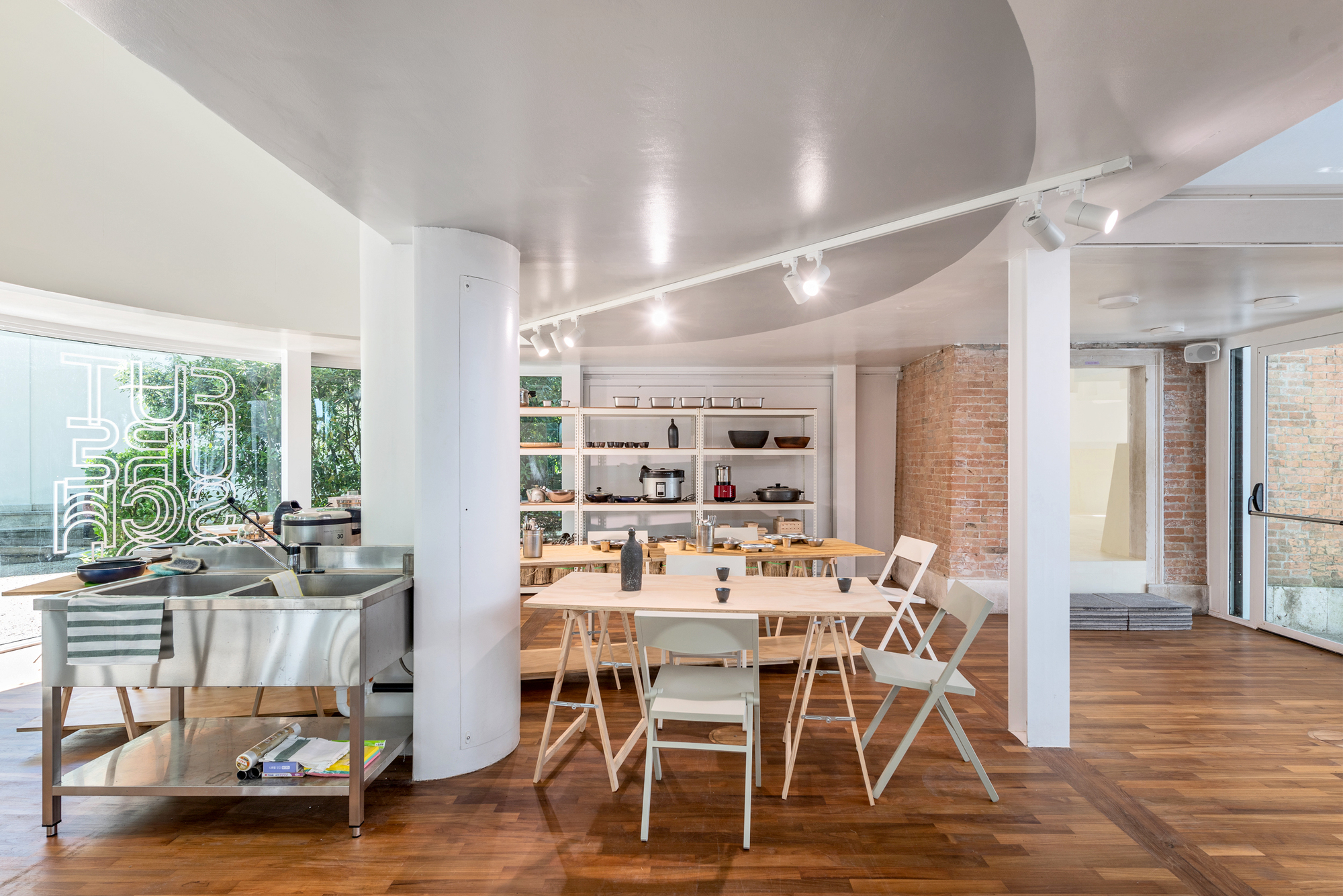 Gallery of "Blurring Out Boundaries Between Domestic and Institution ...