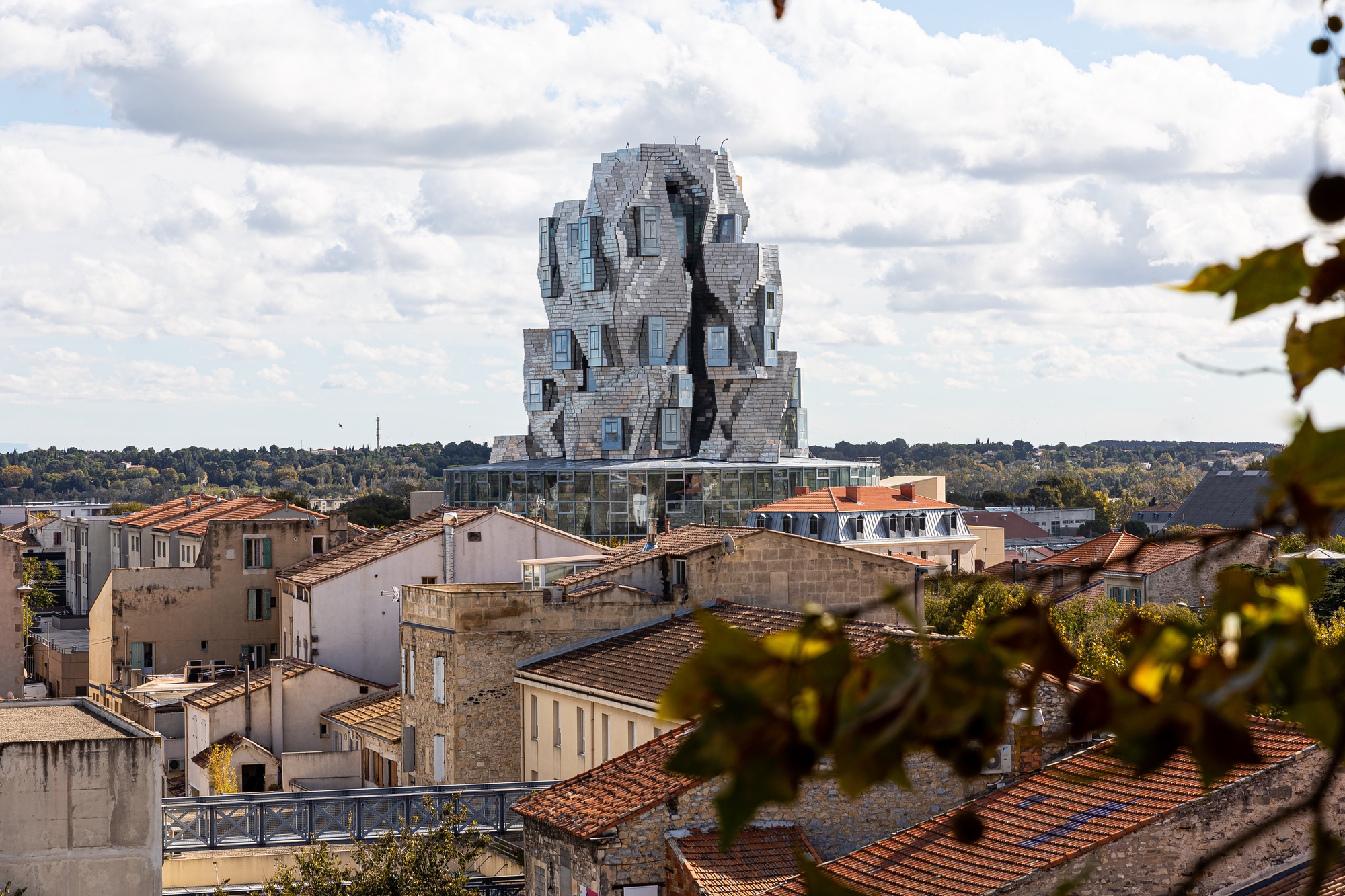 Galería de Se inaugura la nueva torre de Frank Gehry en Arlés, Francia - 2