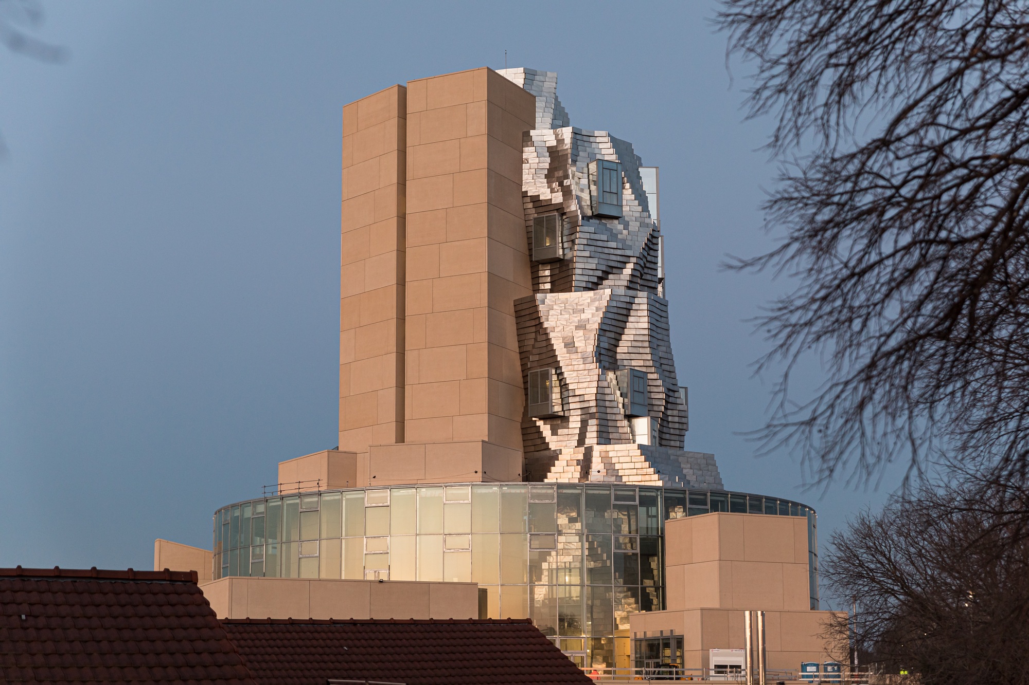 Galeria de Torre projetada por Frank Gehry na França abre ao público ...
