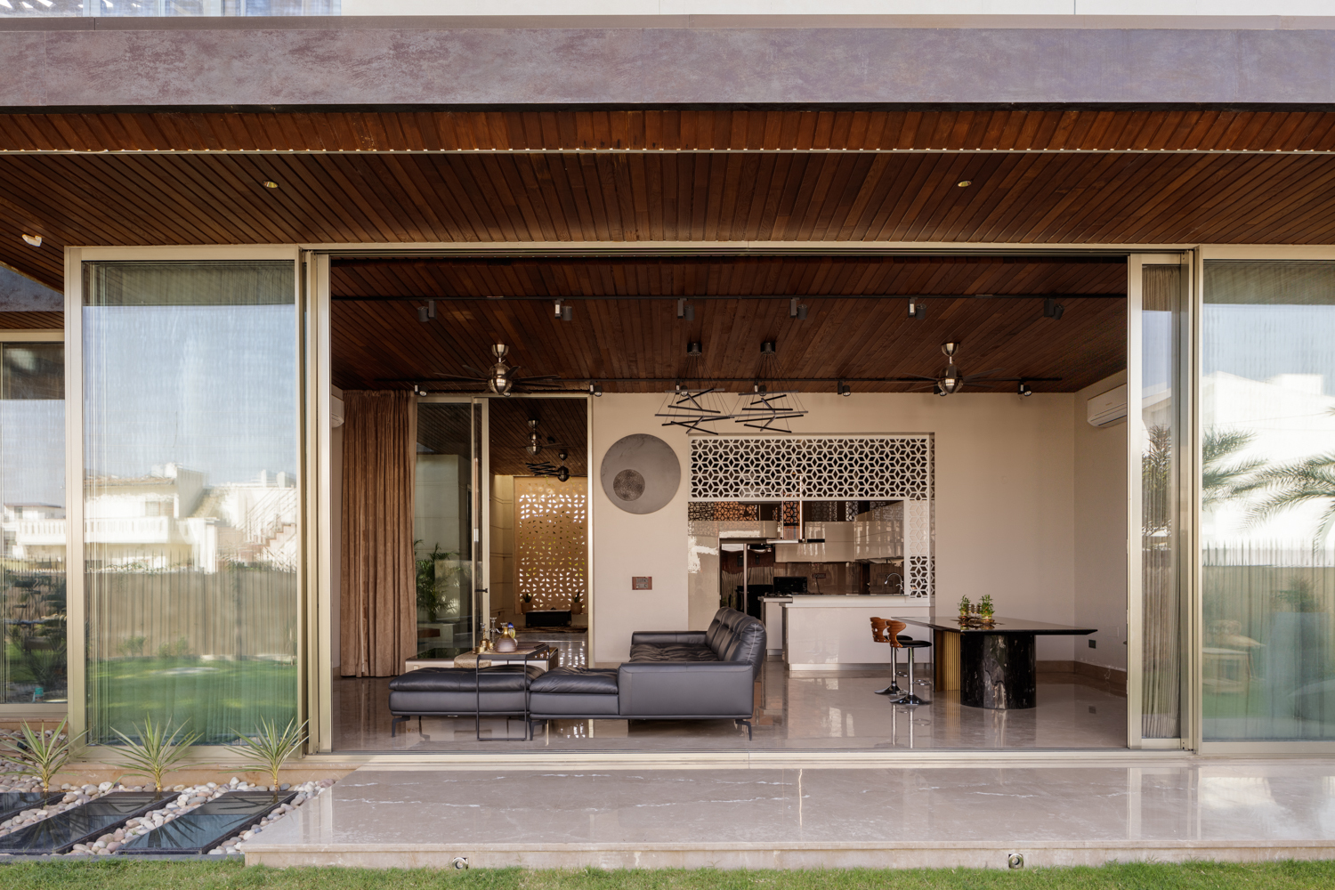 Gallery of House Under Shadows / Zero Energy Design Lab - 16