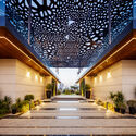 House Under Shadows / Zero Energy Design Lab | ArchDaily