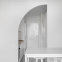 Flat with Half Arc / SHKAF interior architects | ArchDaily