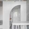 Flat with Half Arc / SHKAF interior architects | ArchDaily