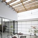 Garage Terrace House / YoshiArchitects | ArchDaily