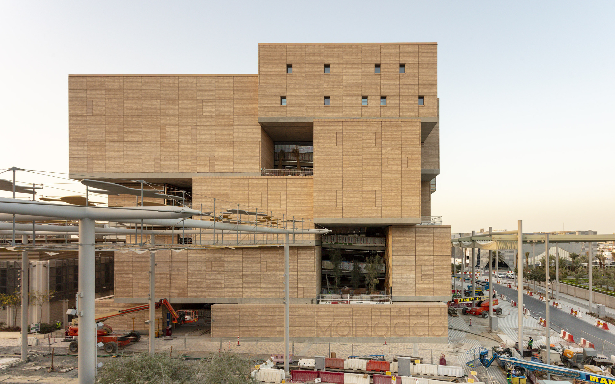 Galería de 4000 m2 de tierra apisonada: El Pabellón de Marruecos para ...