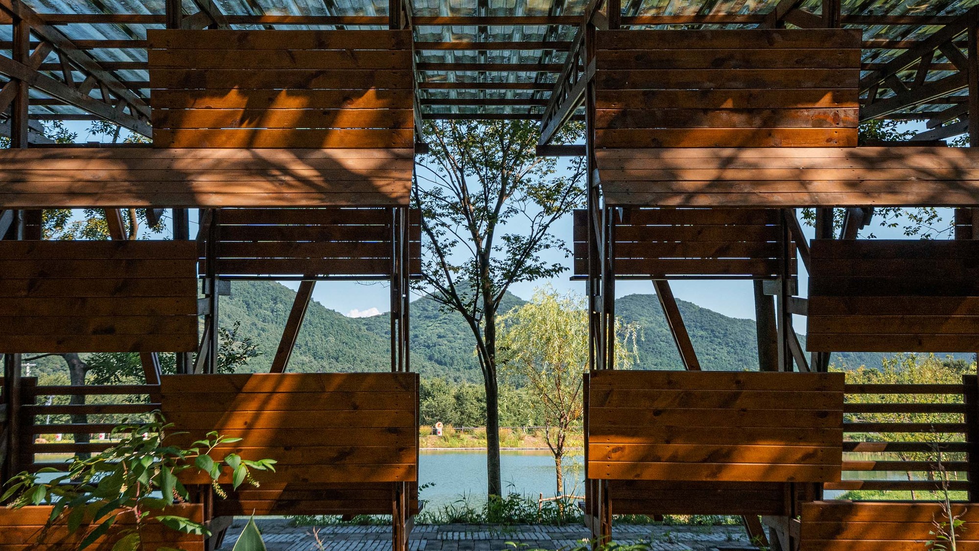 Gallery of Light-Wood Waterside Pavilion / Han Xiaofeng Design Studio ...