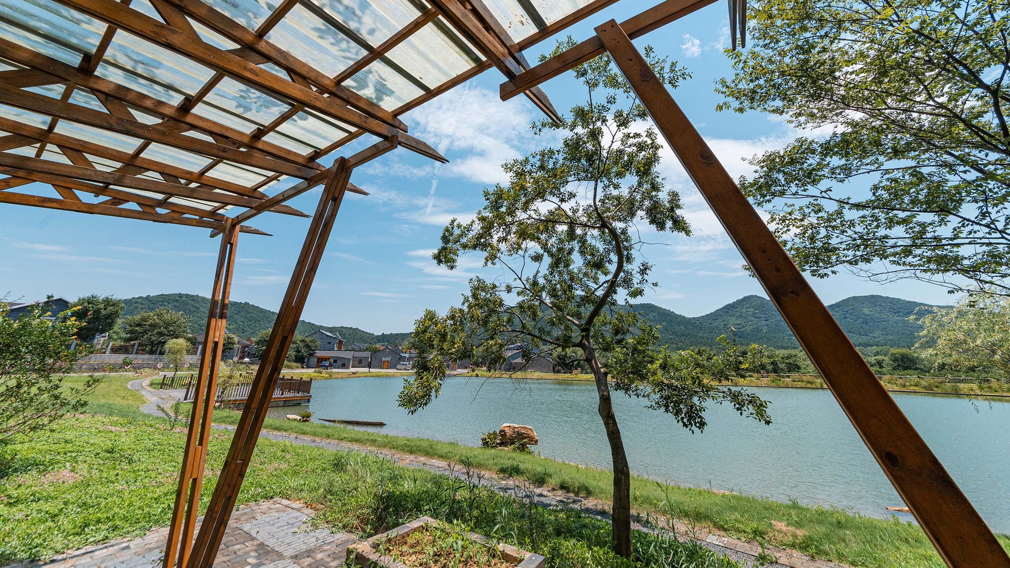 Gallery of Light-Wood Waterside Pavilion / Han Xiaofeng Design Studio ...