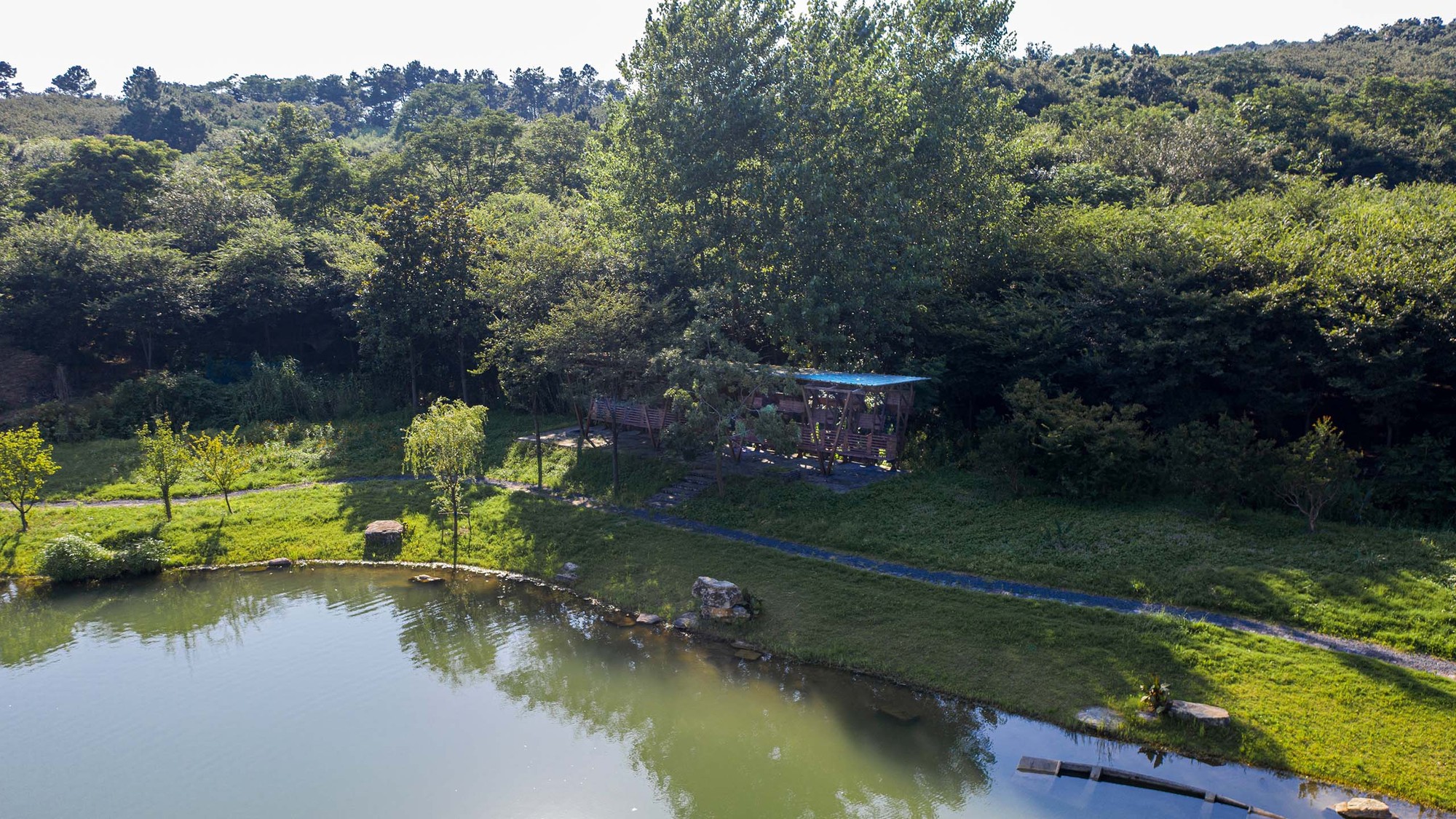 Gallery of Light-Wood Waterside Pavilion / Han Xiaofeng Design Studio ...