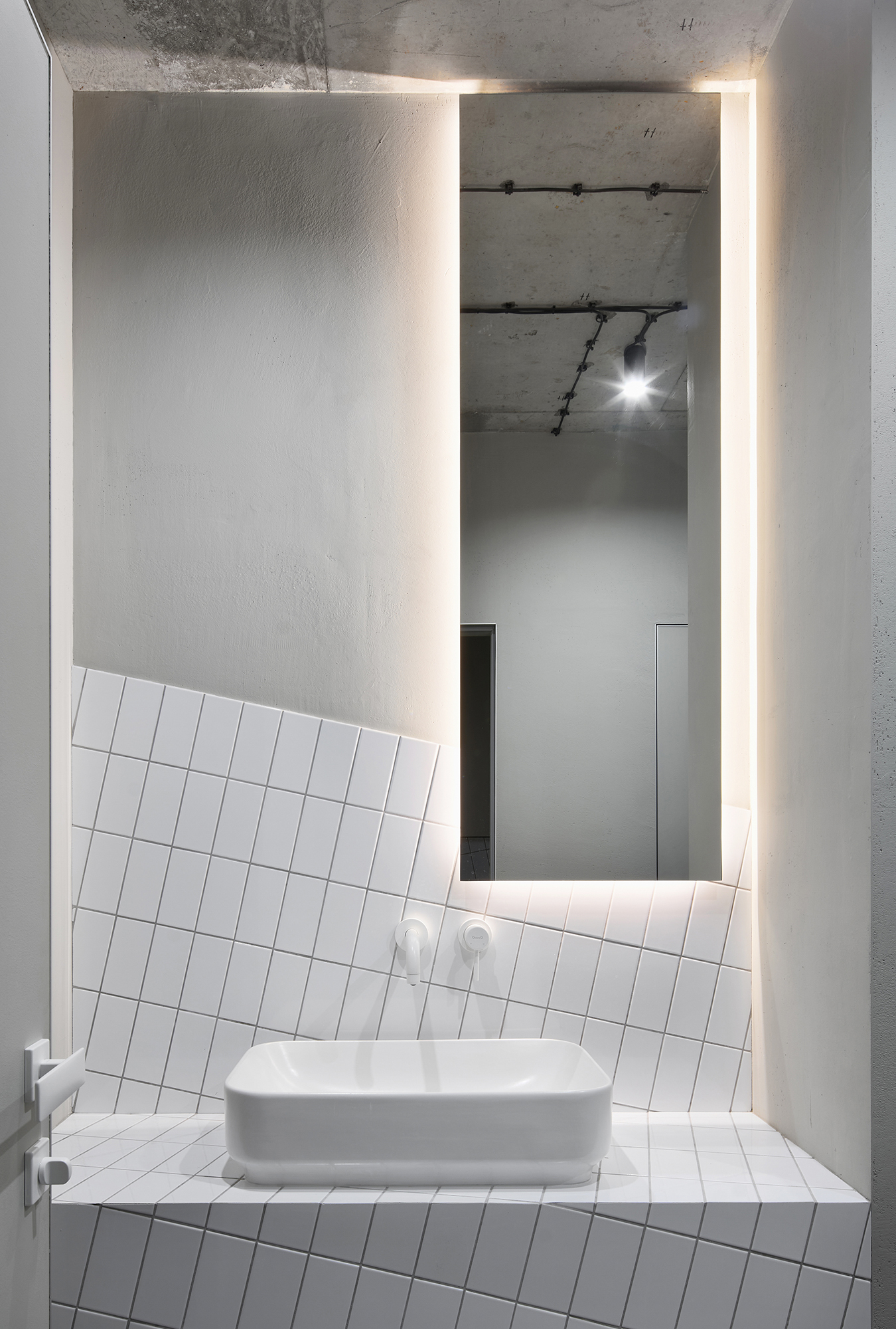 Gallery of Office AV / Line Design Studio - 26