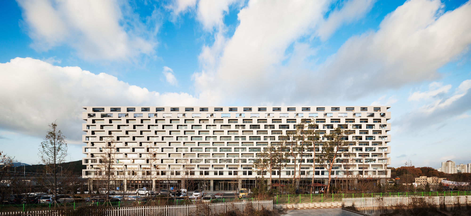 D-Auto Mall / KARO Architects | ArchDaily