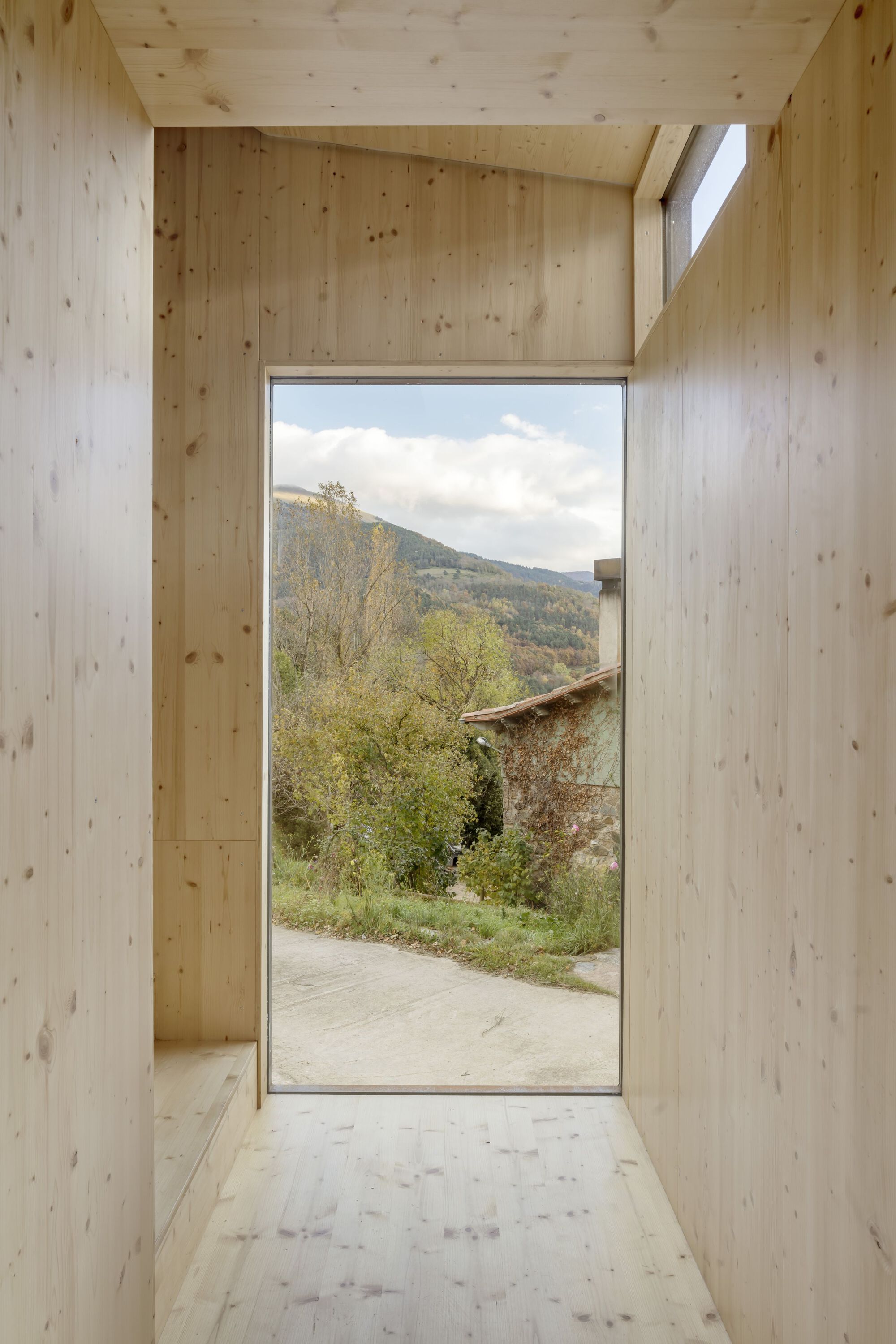 Gallery of Threshold Stairs House / Comas-Pont arquitectes - 8