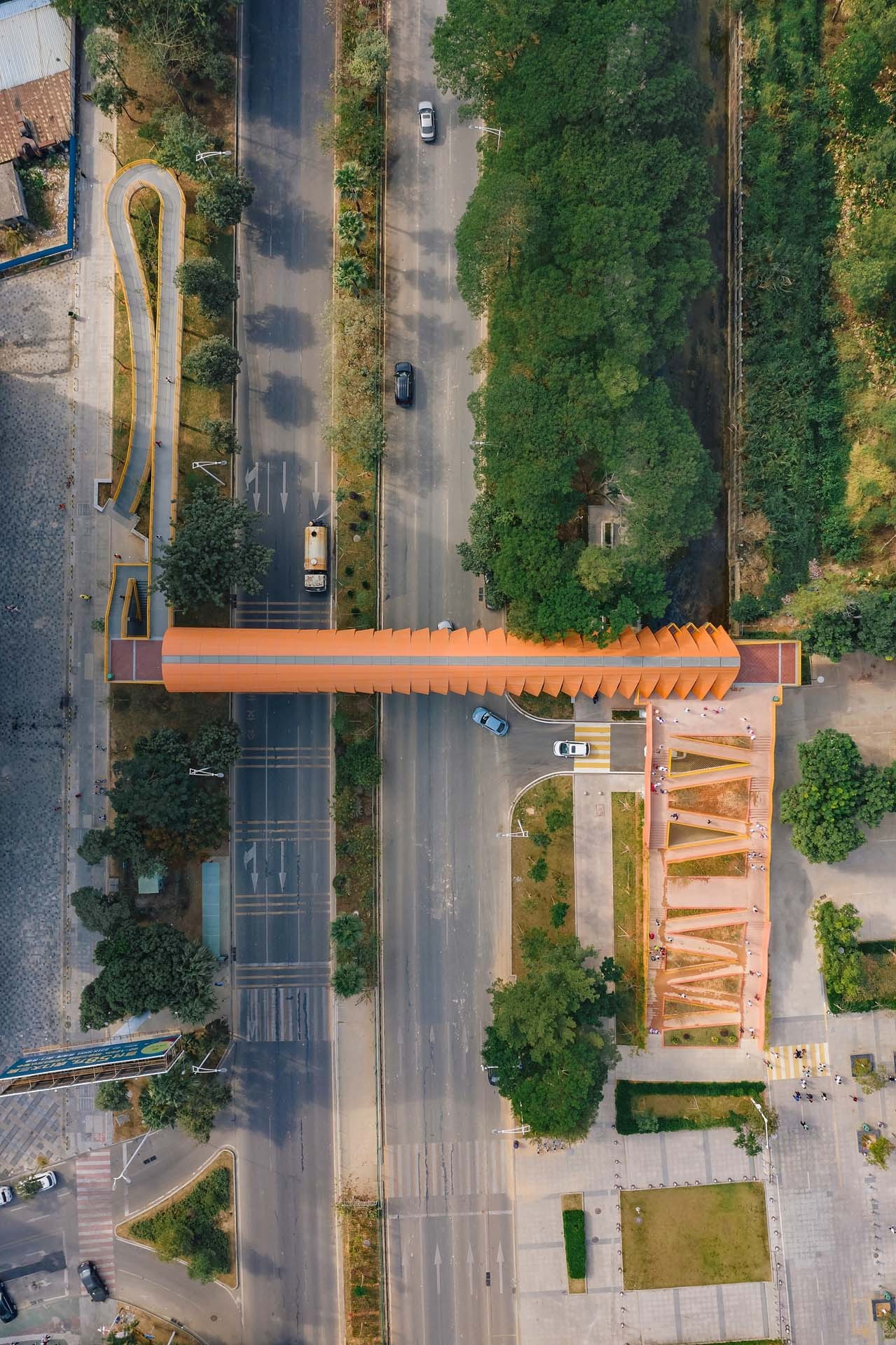 Gallery of Footbridge of Chang’an Experimental Primary School / Zhutao ...
